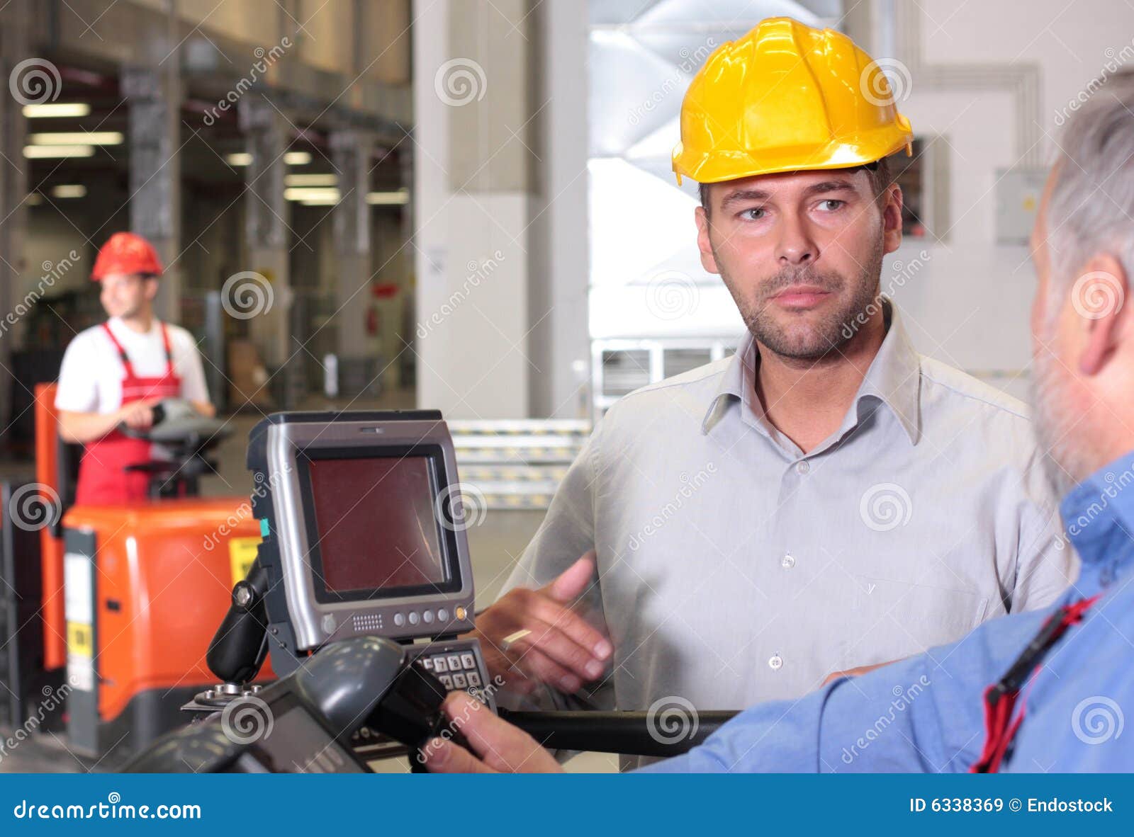 Discussione dell'operaio immagine stock. Immagine di impari - 6338369