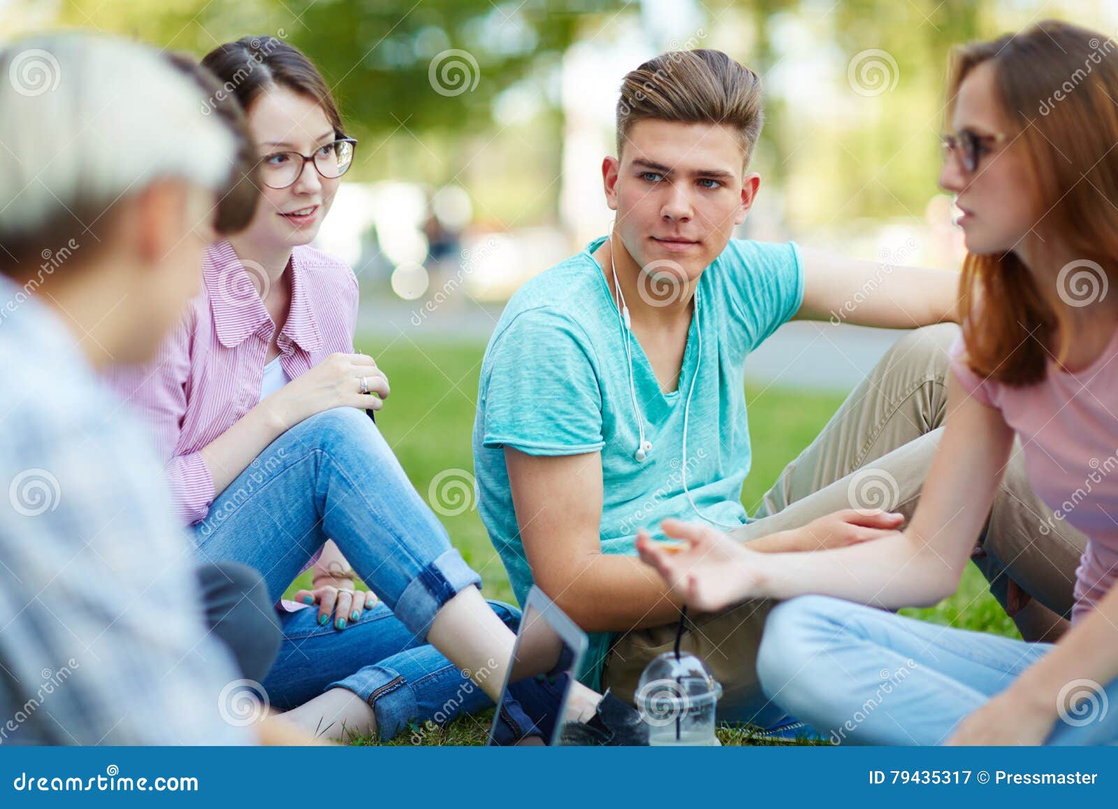 Discuter le travail image stock. Image du campus, étudiant - 79435317
