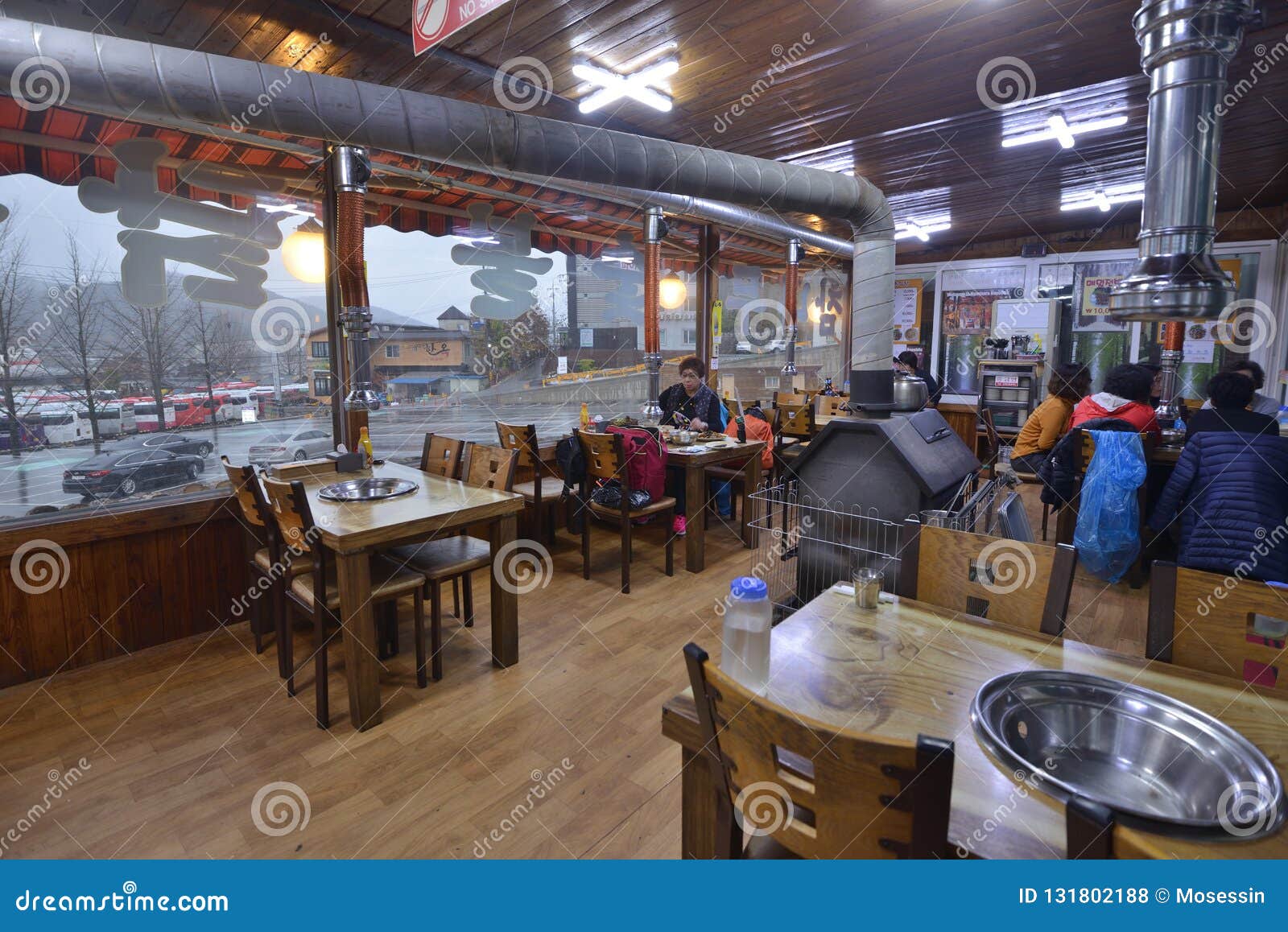 Diseño Interior Del Restaurante Coreano Del Estilo Foto de archivo ...