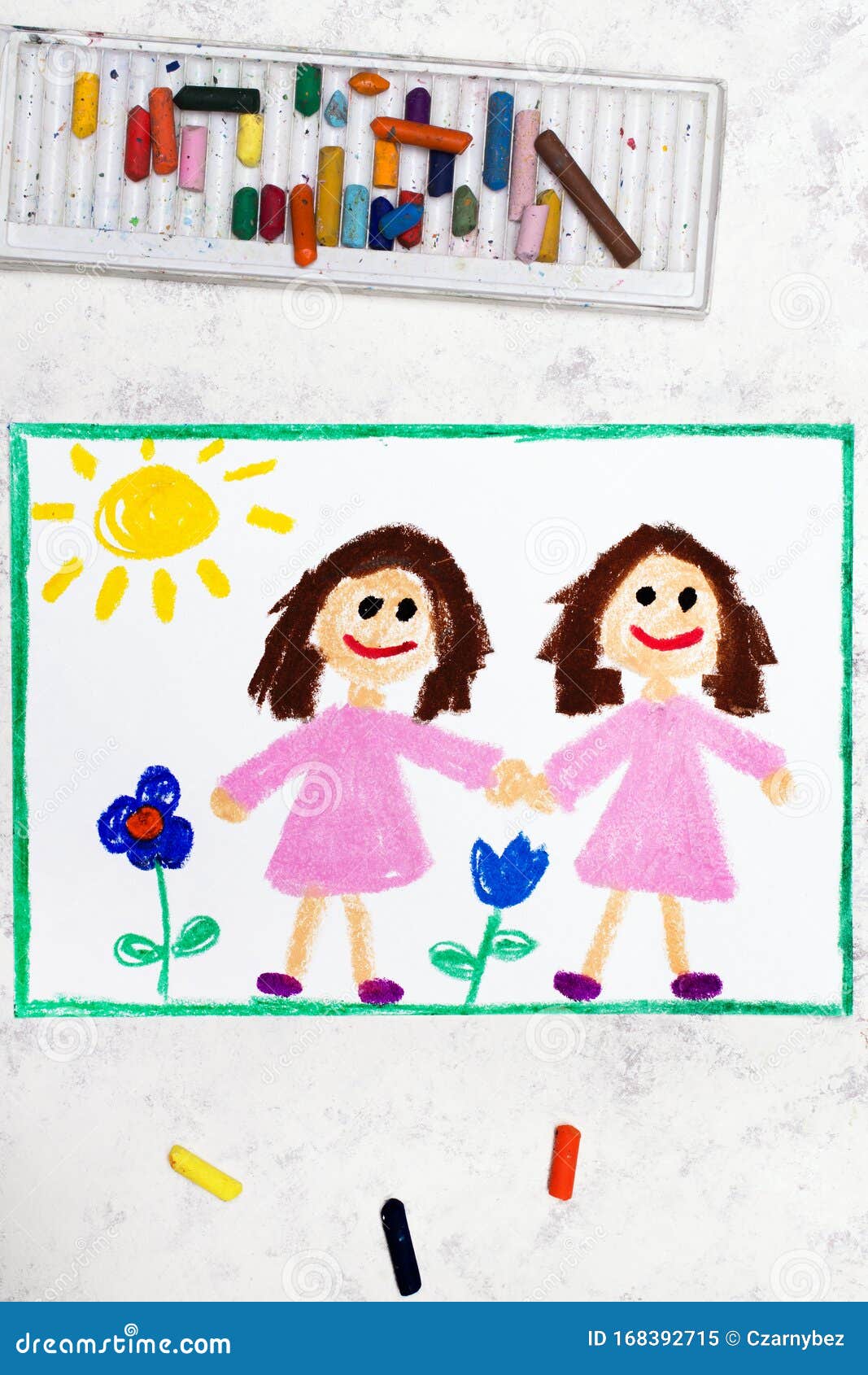 Disegno: Gemelli Identici Due Sorelle Sorridenti Sono Uguali Immagine ... Disegno: Gemelli Identici Due Sorelle Sorridenti Sono Uguali Immagine ...