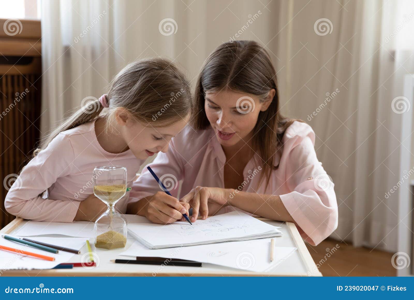 Disegno Madre E Figlia In Un Quaderno Di Sketch Con Matite Colorate