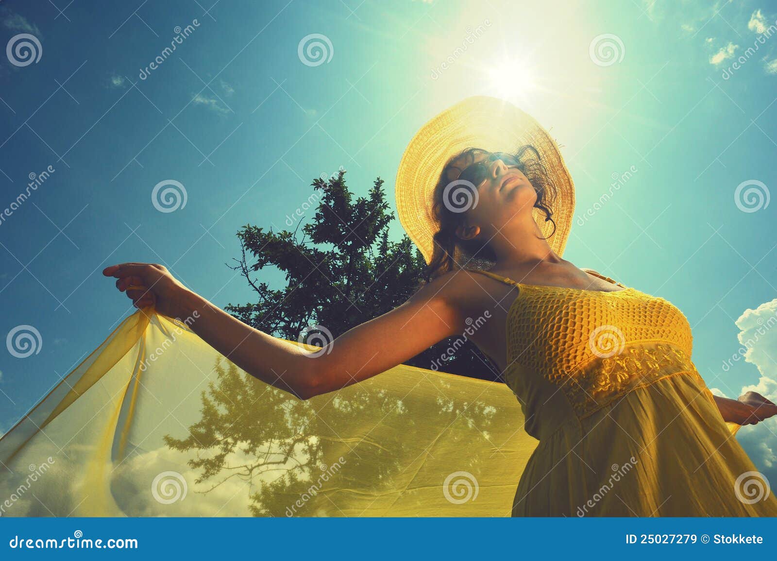 Disfrutar del día asoleado imagen de archivo. Imagen de hermoso - 25027279