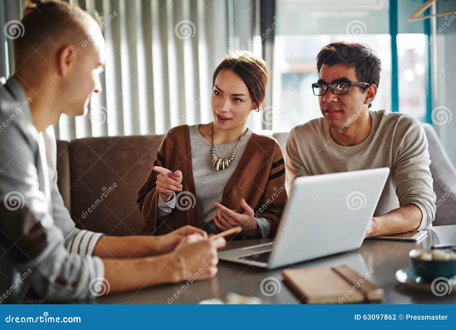 Diskussion arkivfoto. Bild av arbete, folk, barn, stiligt - 63097862