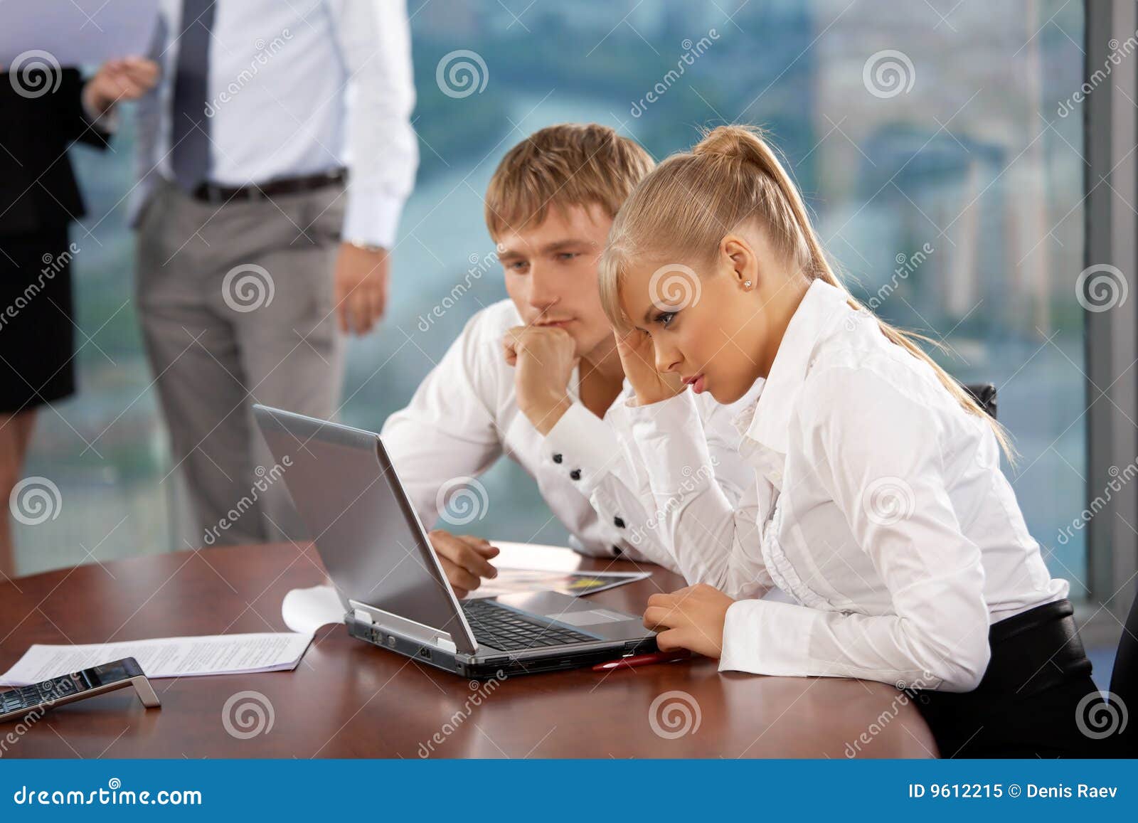 Diskussion stockbild. Bild von mann, erfolg, gruppe, teilhaberschaft ...