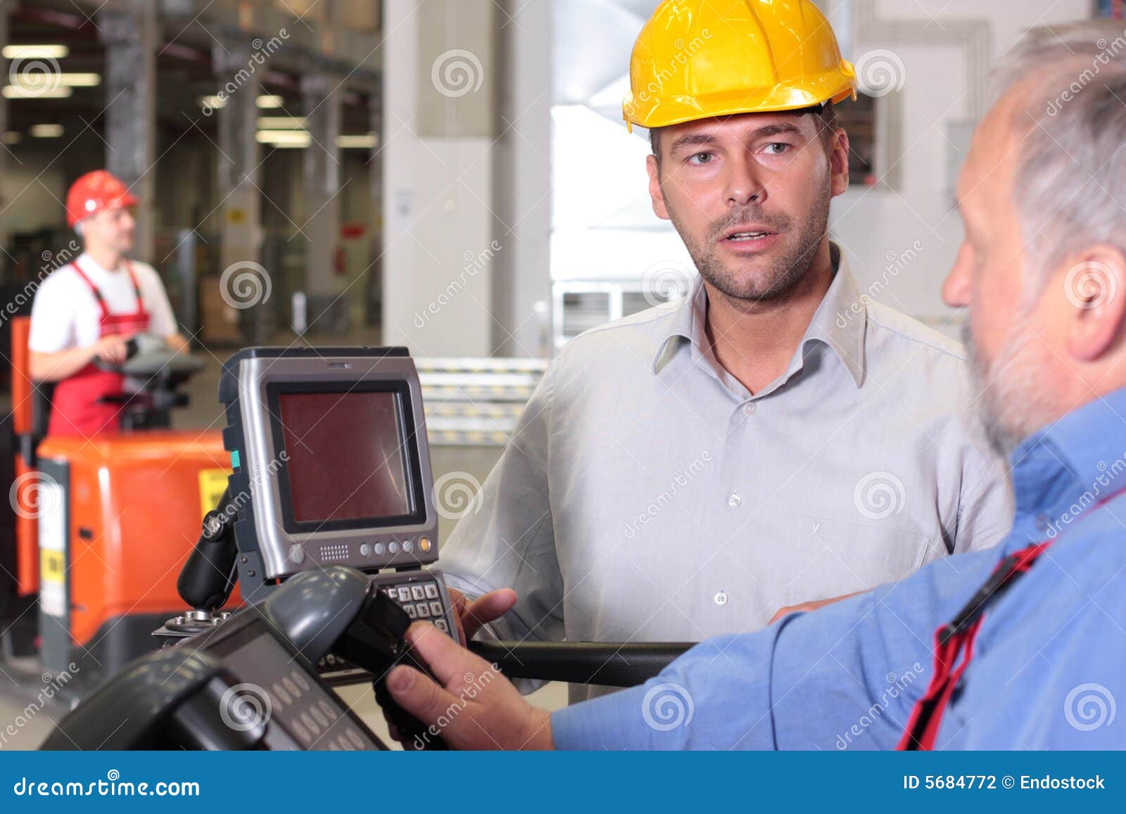 Diskutera arbetare arkivfoto. Bild av seminarium, arbetare - 5684772