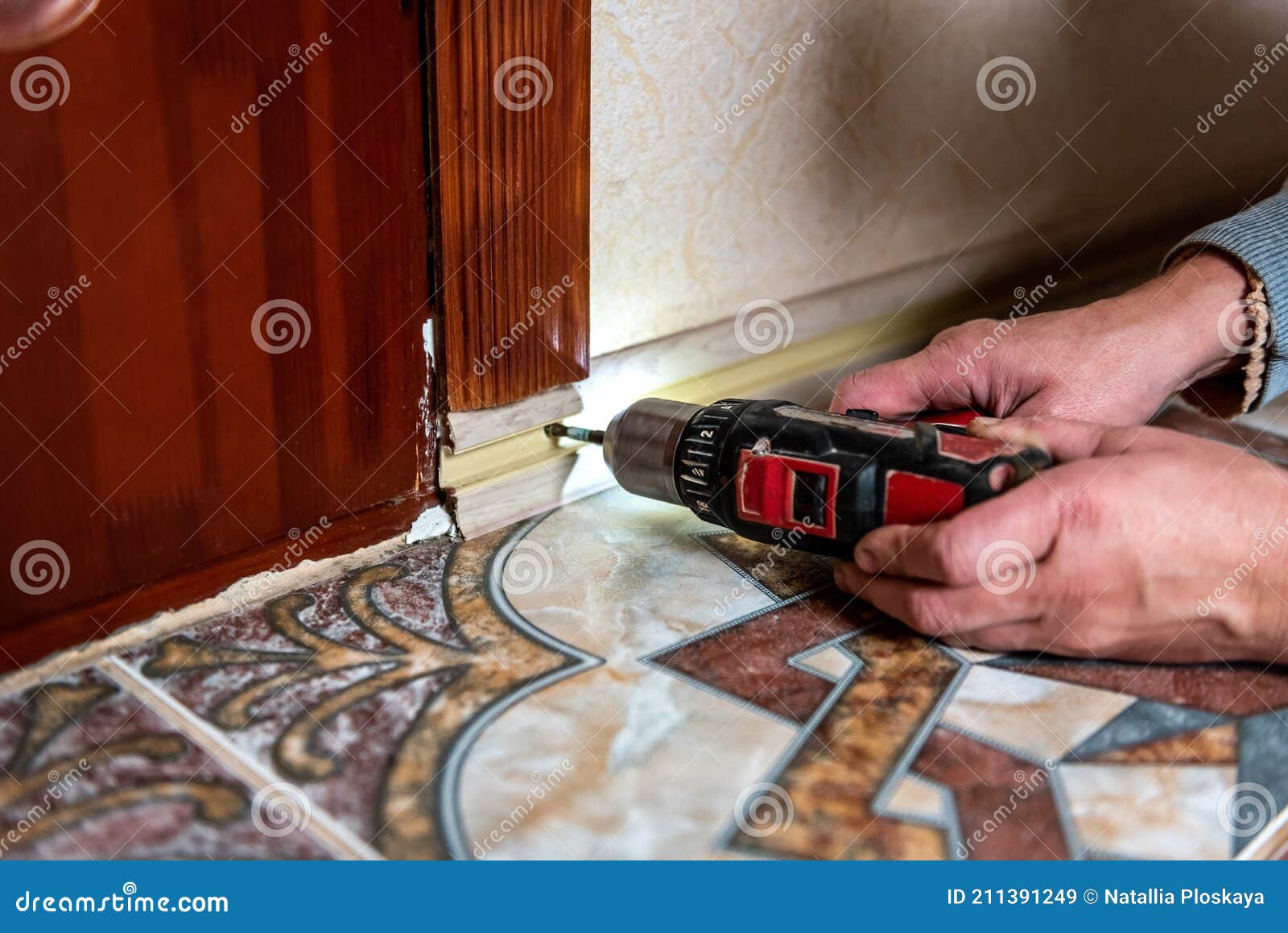 Dismantling the Baseboard. Plastic Baseboard with Hidden Mounting ...