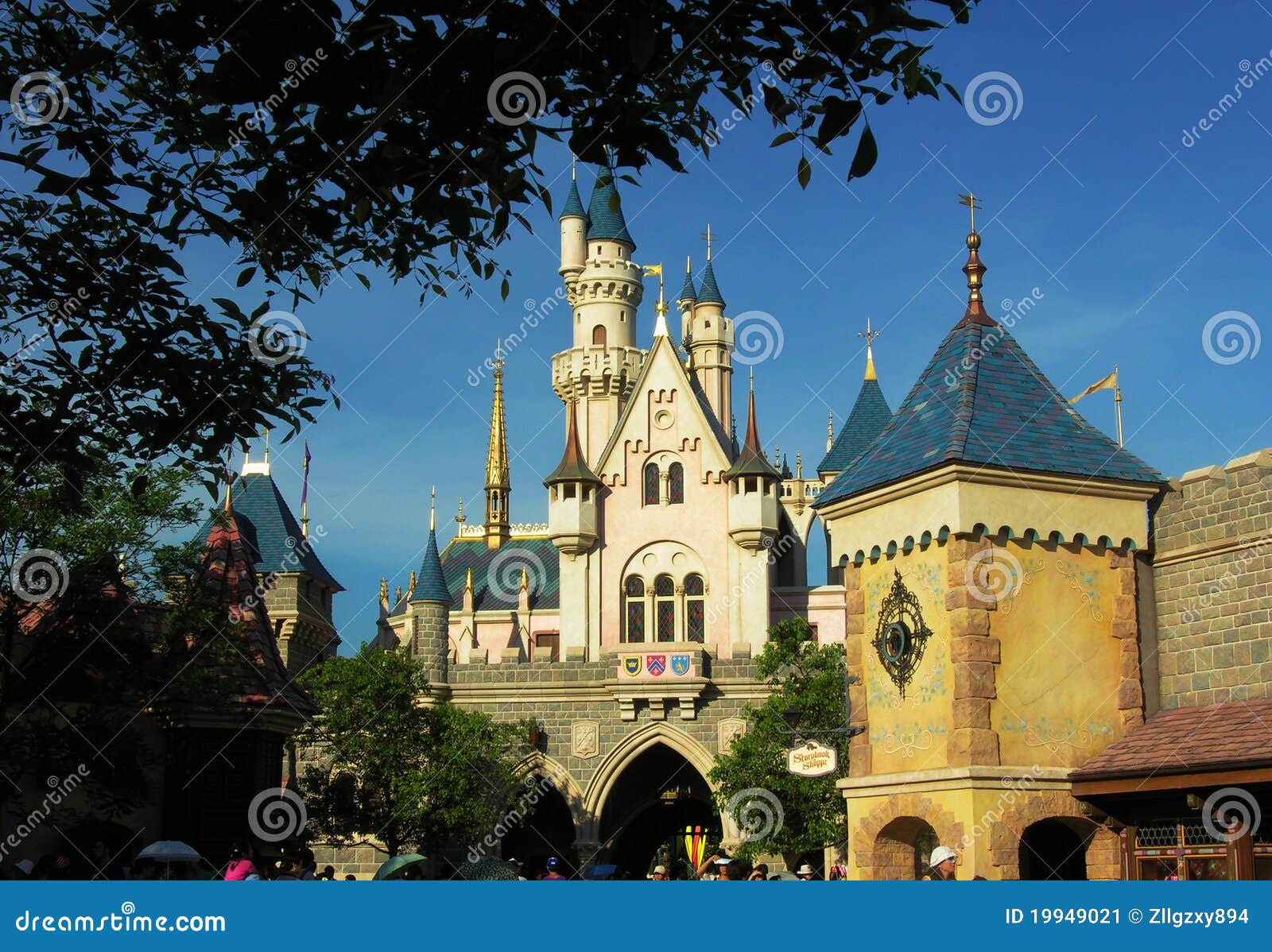 DISNEY CASTLE editorial photo. Image of girl, blue, travel - 19949021