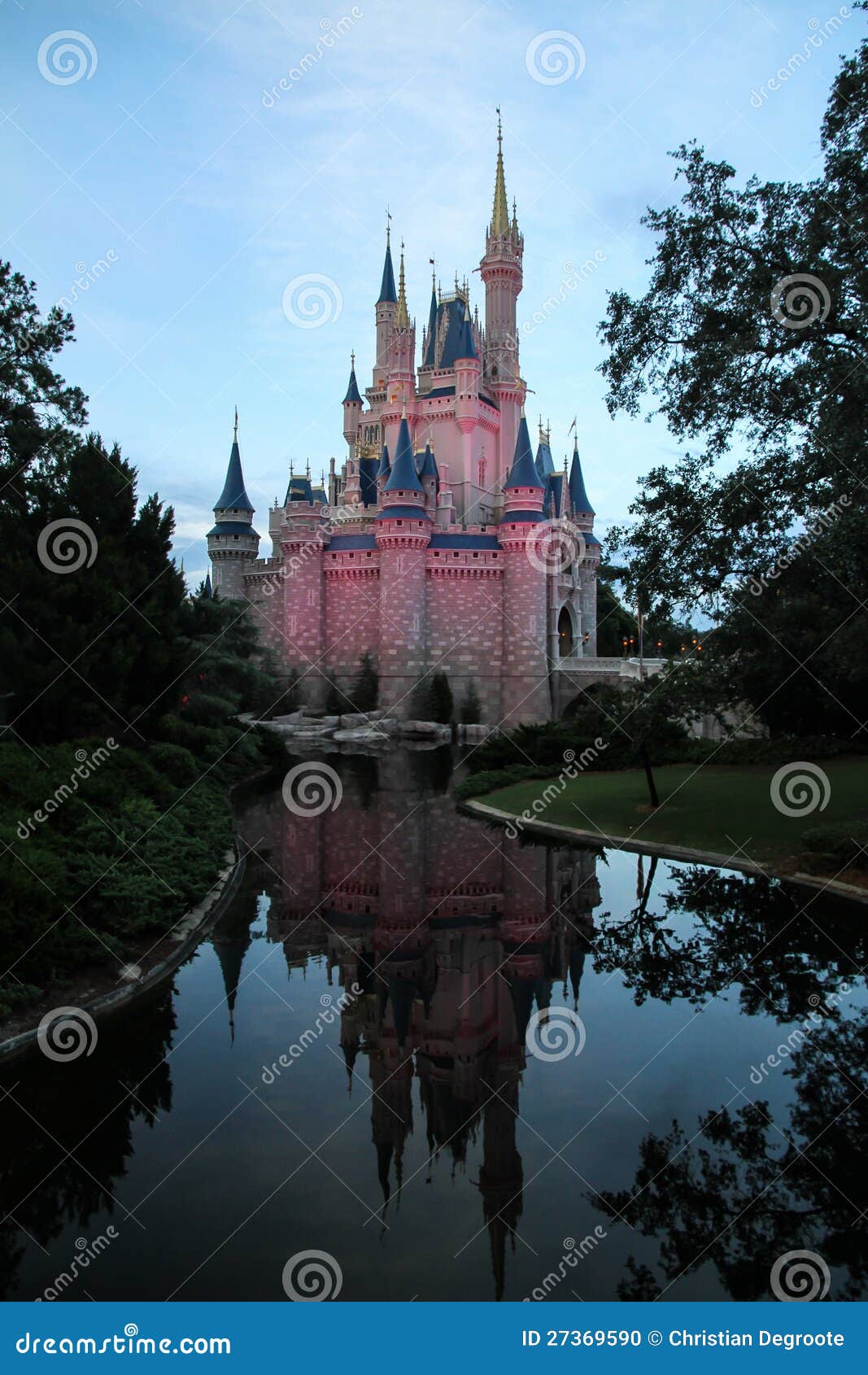Disney castle reflection editorial image. Image of relfection - 27369590