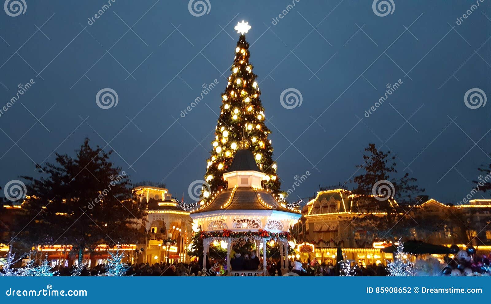 Disney Land Paris Xmas Tree Editorial Photography - Image of land, tree ...