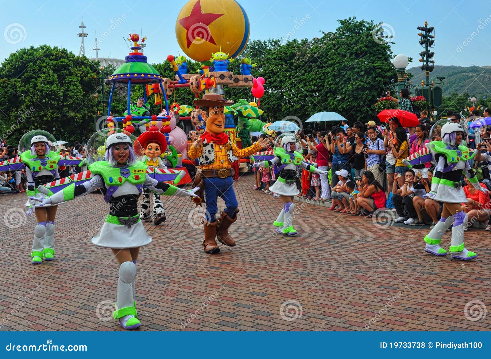 Disney-pixar Zeichen Auf Parade Redaktionelles Stockfoto - Bild von ...