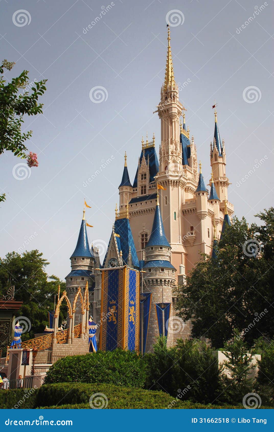 Disney Slott I Magiskt Kungarike Redaktionell Arkivfoto - Bild av barn, tecken: 31662518