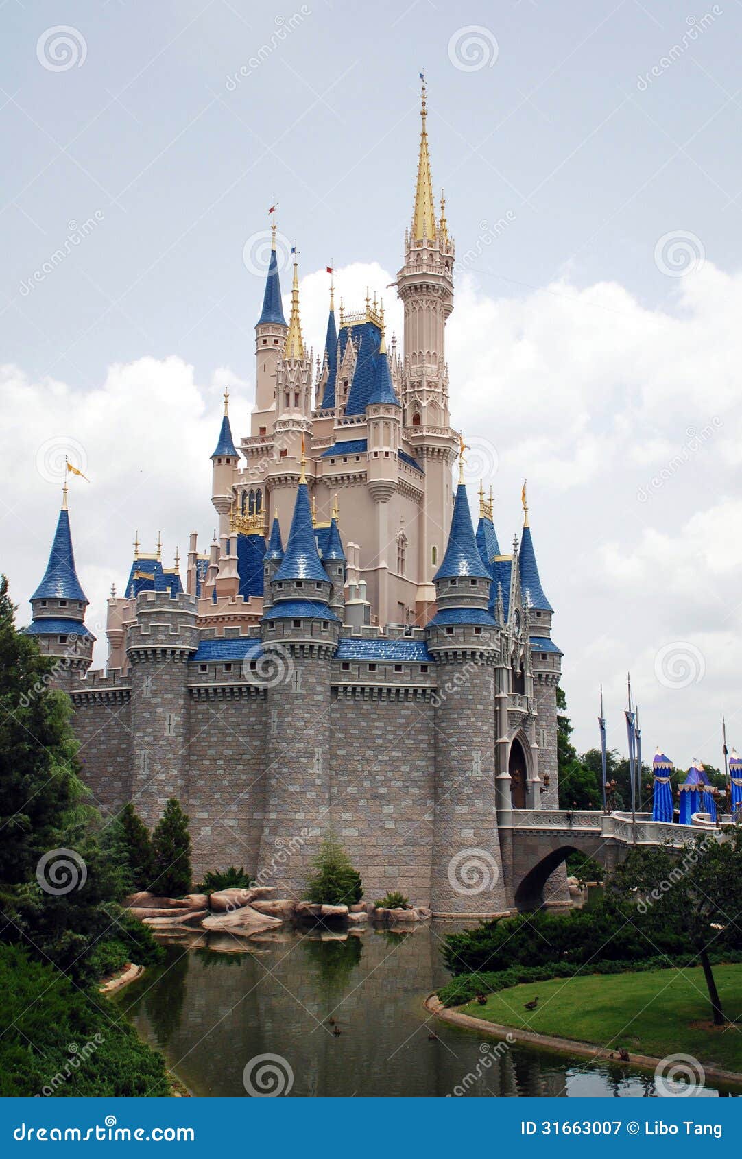 Disney Slott I Magiskt Kungarike Redaktionell Arkivbild - Bild av oklarhet, barndom: 31663007