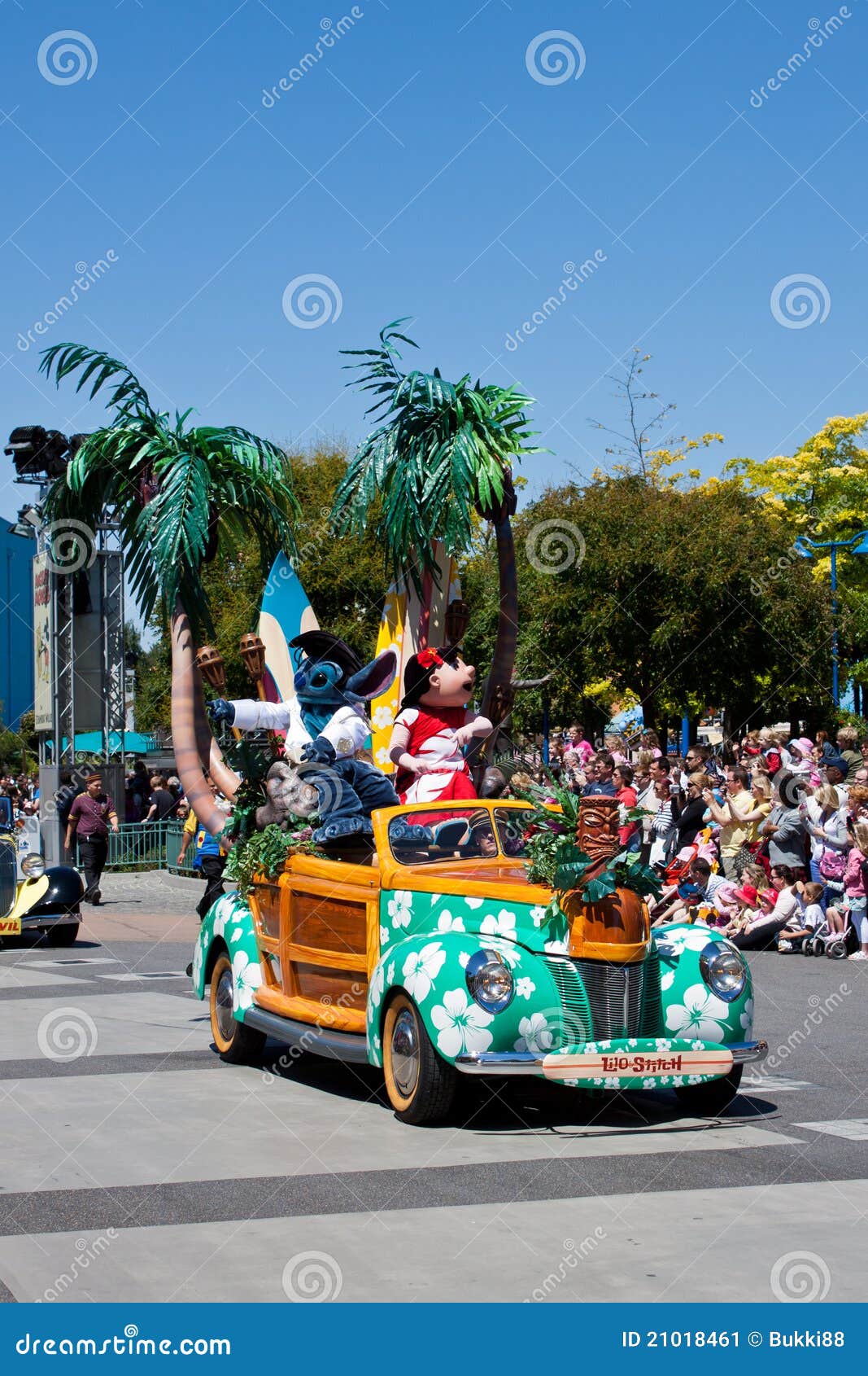 Disney Stars n Cars Parade editorial photo. Image of duck - 21018461