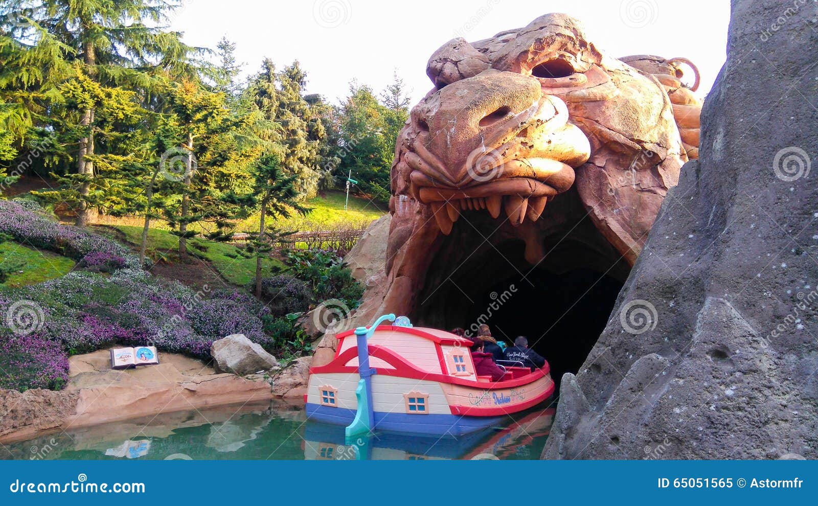 DISNEYLAND PARIS Aladin Cave Editorial Image - Image of france, bridge ...
