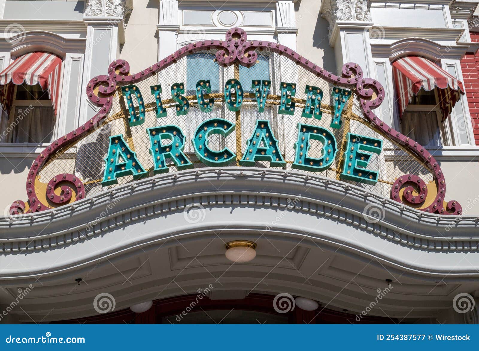 Disneyland Paris Discovery Arcade Facade Building Fotografía editorial - Imagen de ventana ...
