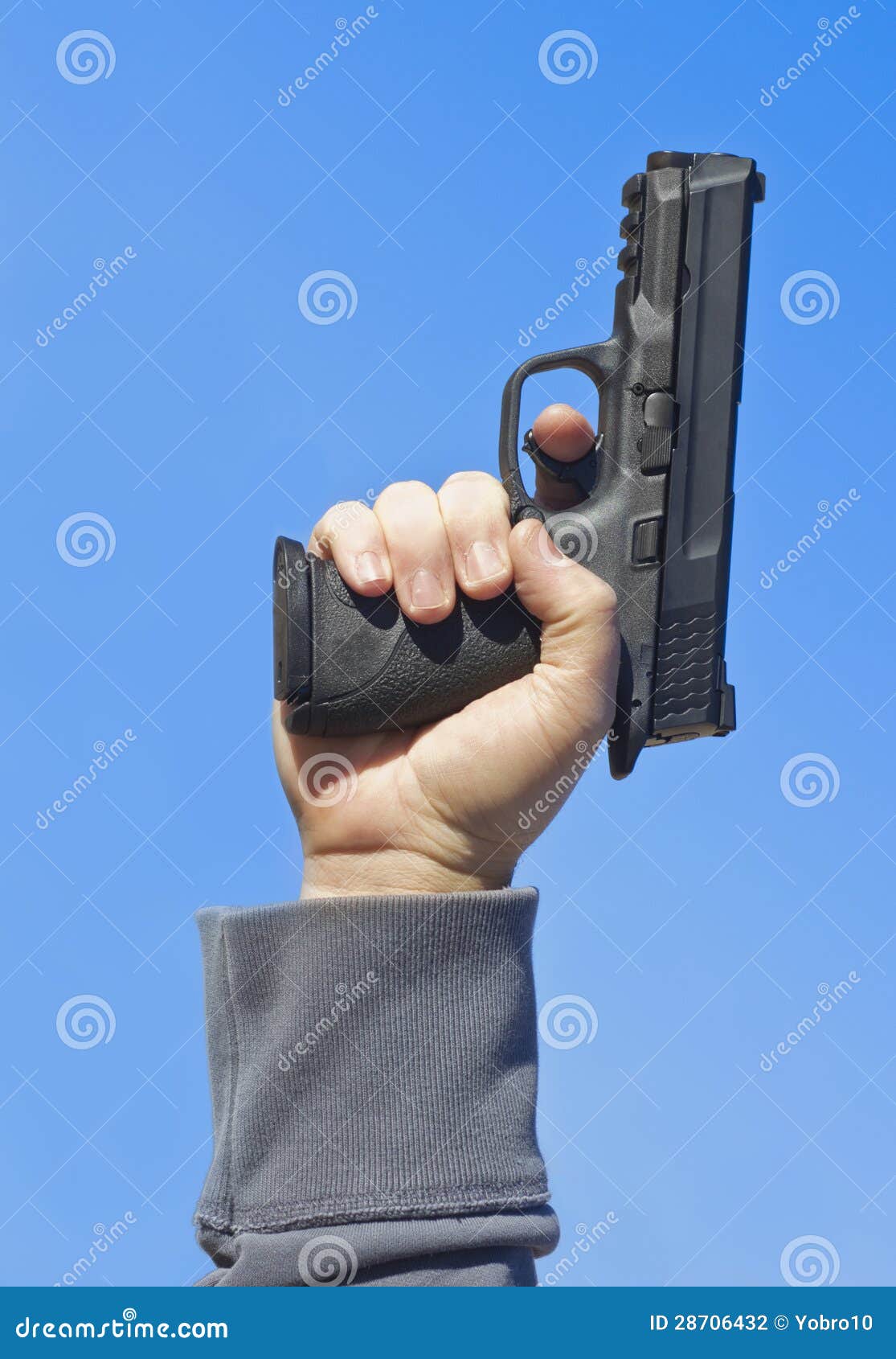 Disparando Em Uma Arma Da Mão Foto de Stock - Imagem de pistola, grupo ...