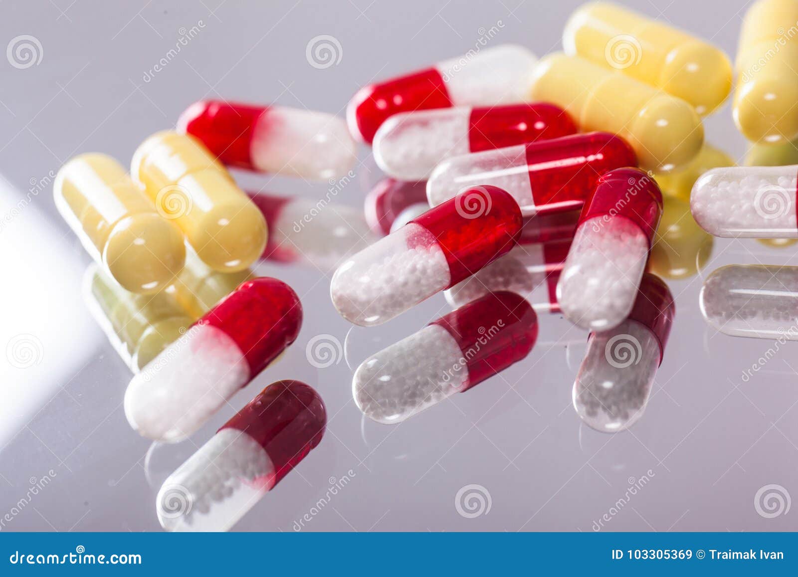 Dispersion Des Capsules Et Des Comprimés Image stock - Image du remède ...
