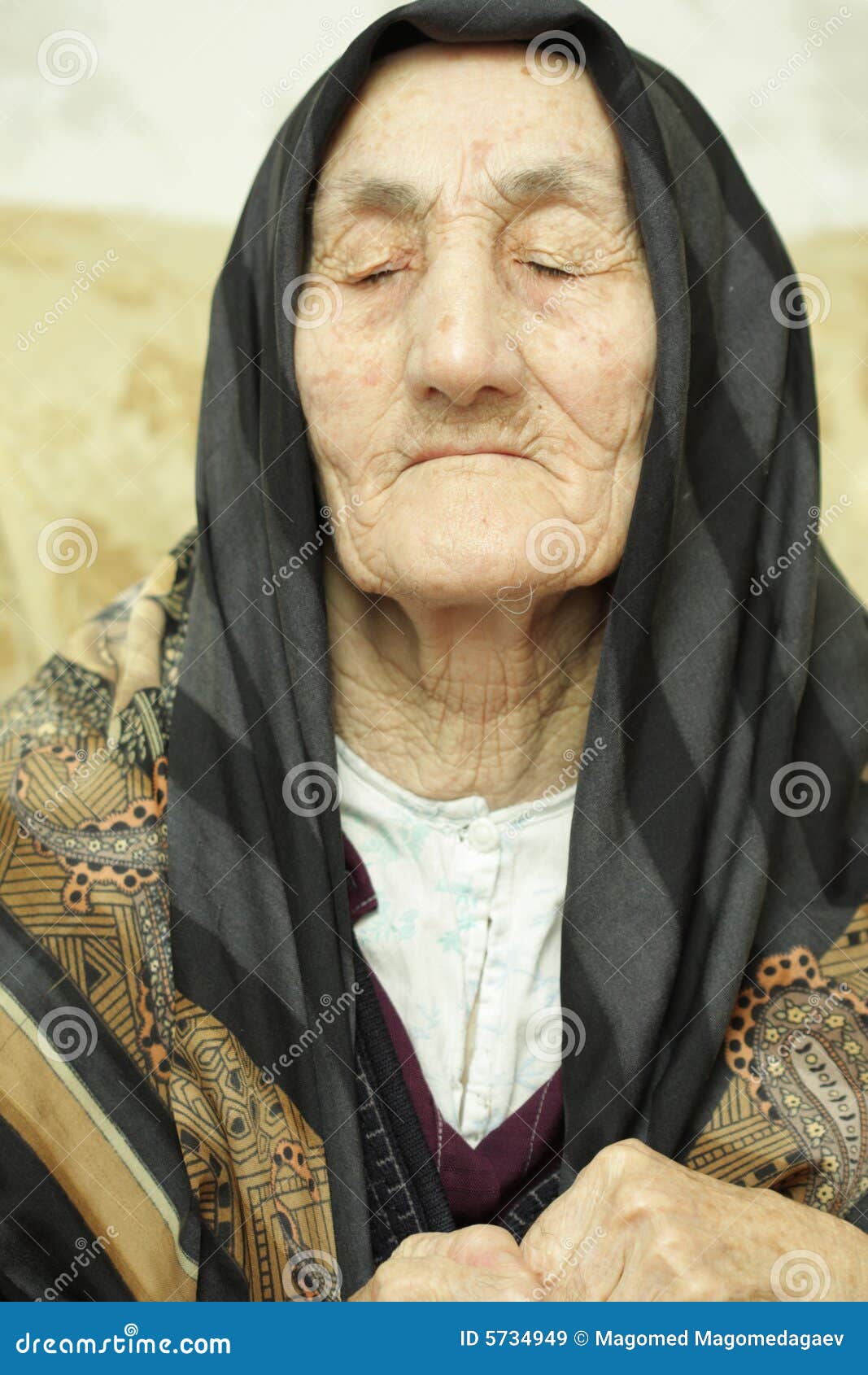 Dispiacere immagine stock. Immagine di velo, occhi, nonna - 5734949