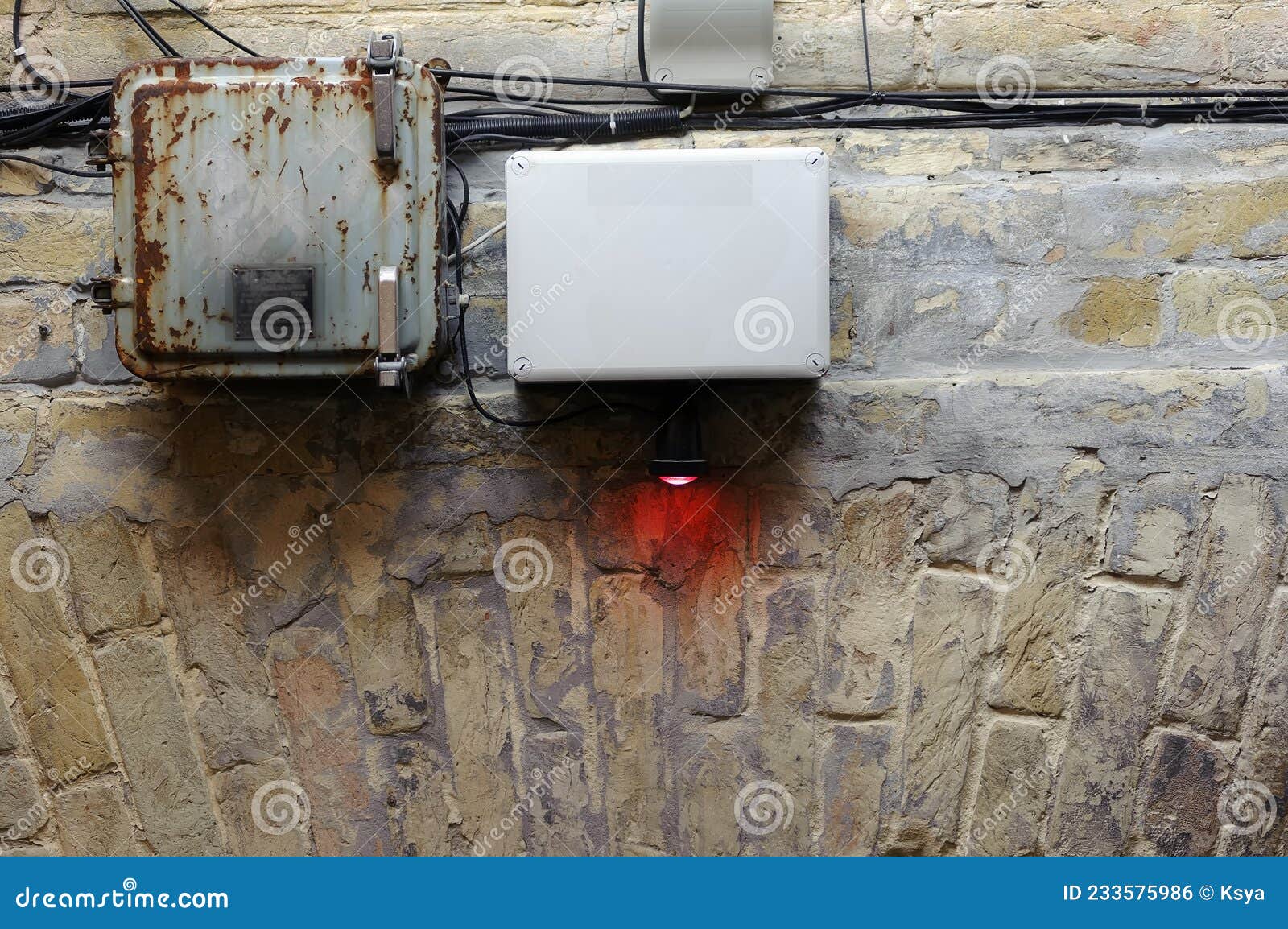 Dispositifs Techniques Et Feux Rouges Photo stock - Image du lumière ...