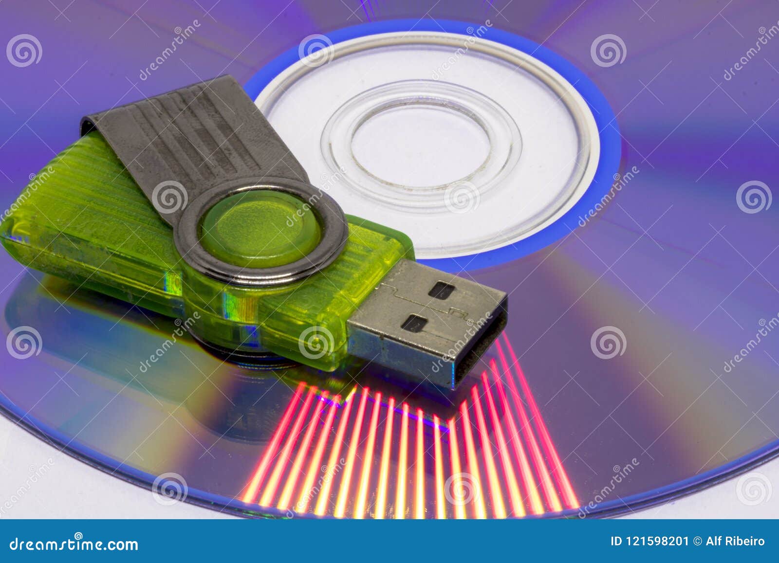 Disque de DVD et pendrive image stock. Image du blanc - 121598201