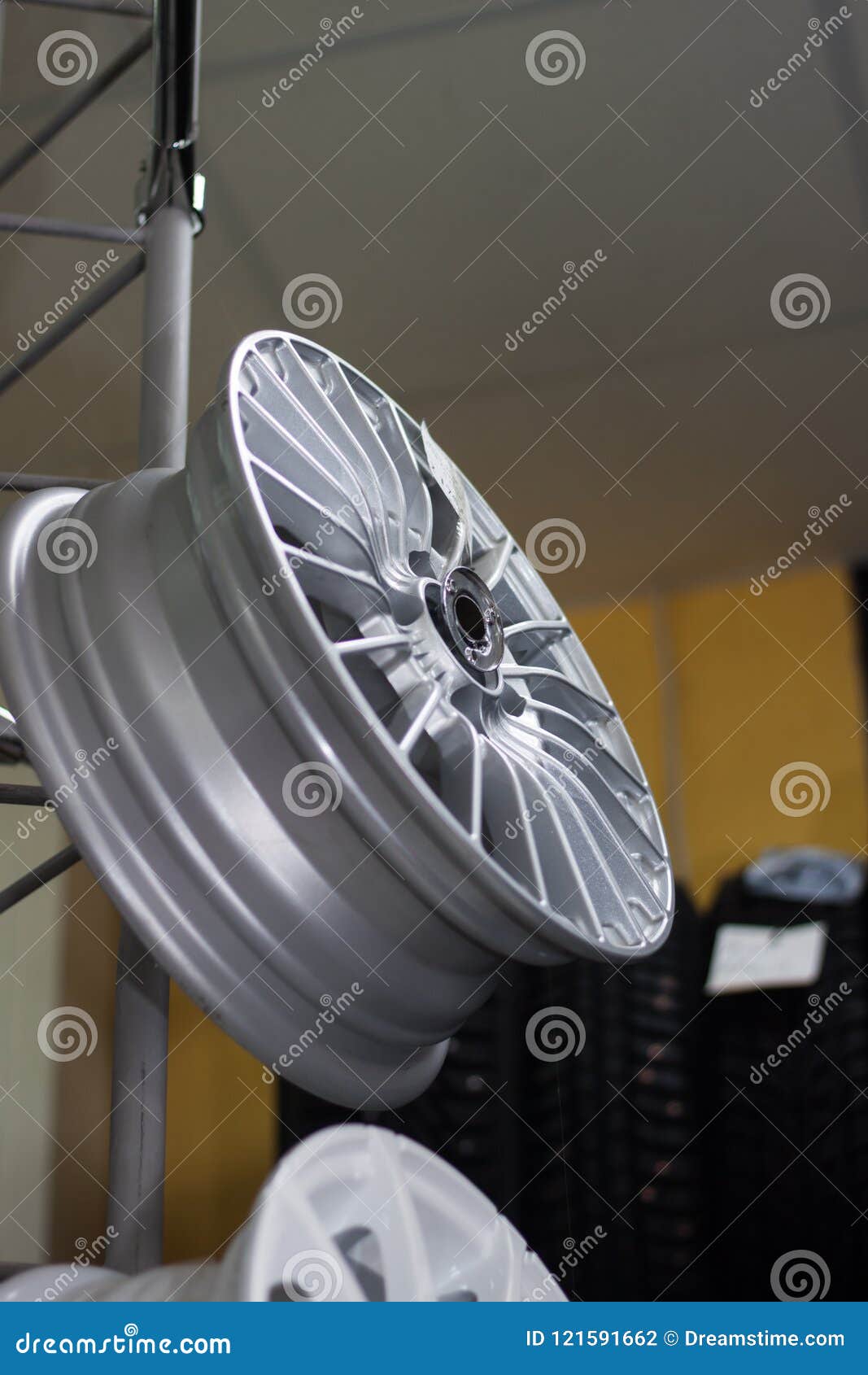 Disque de roue photo stock. Image du jante, aluminium - 121591662