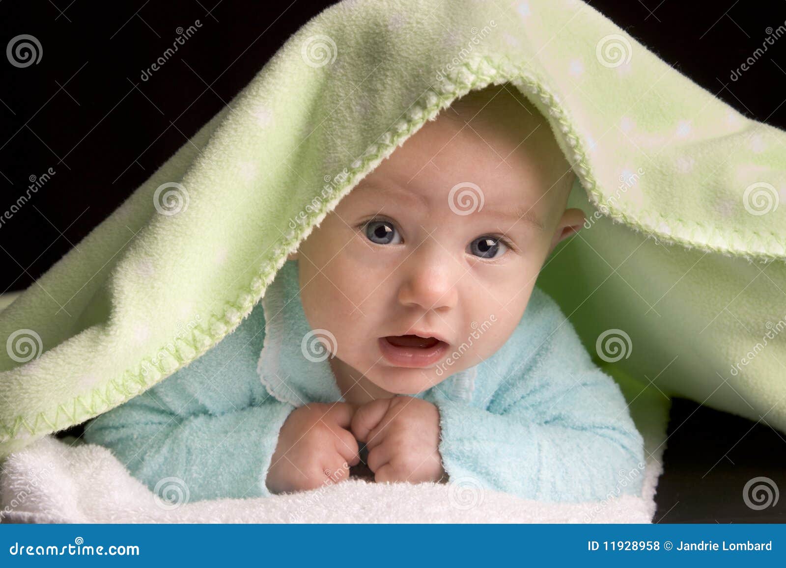 Dissimulation Sous Une Couverture Photo stock - Image du gens, studio ...