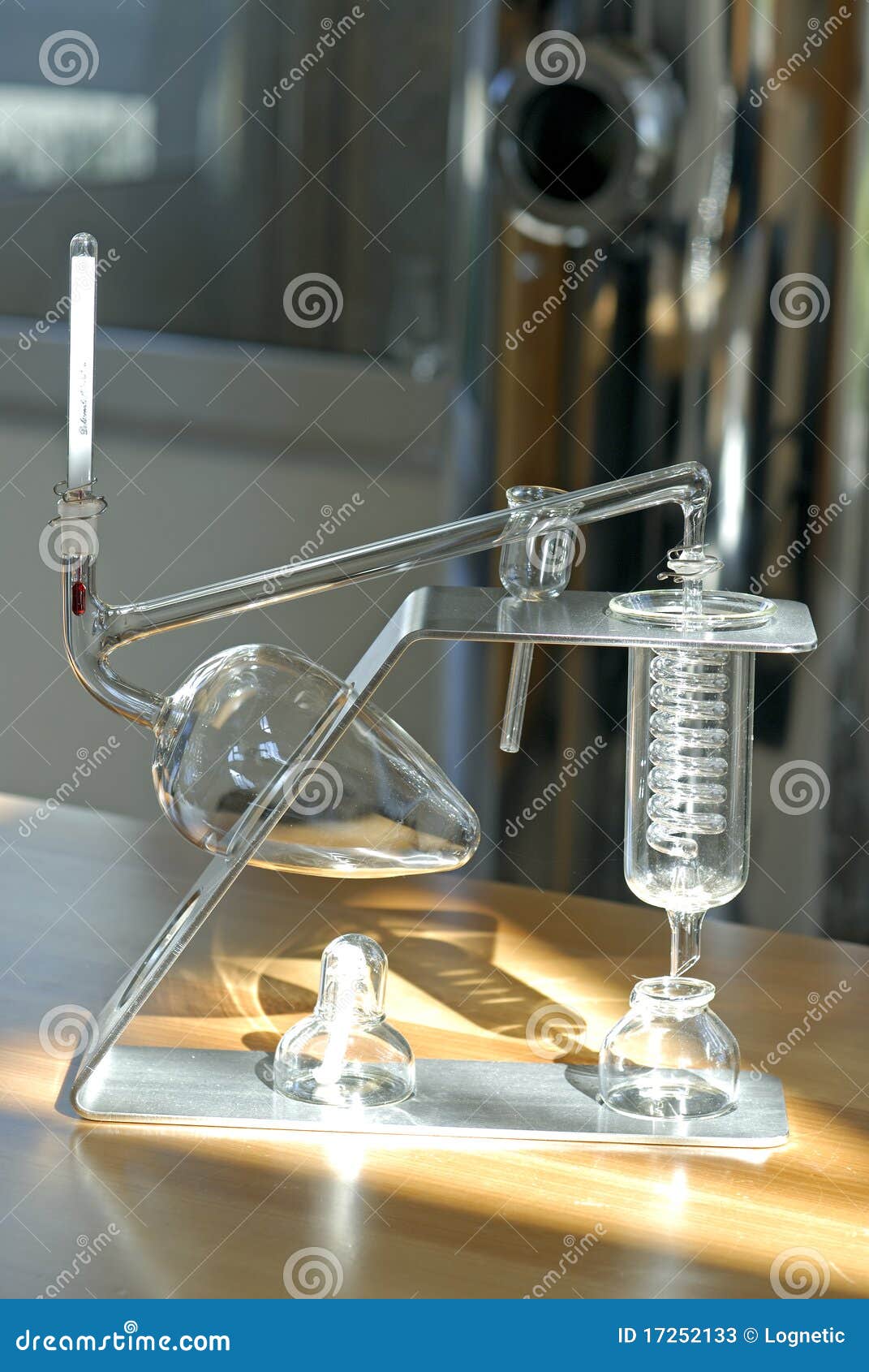 Distilator imagen de archivo. Imagen de tubo, cristal - 17252133