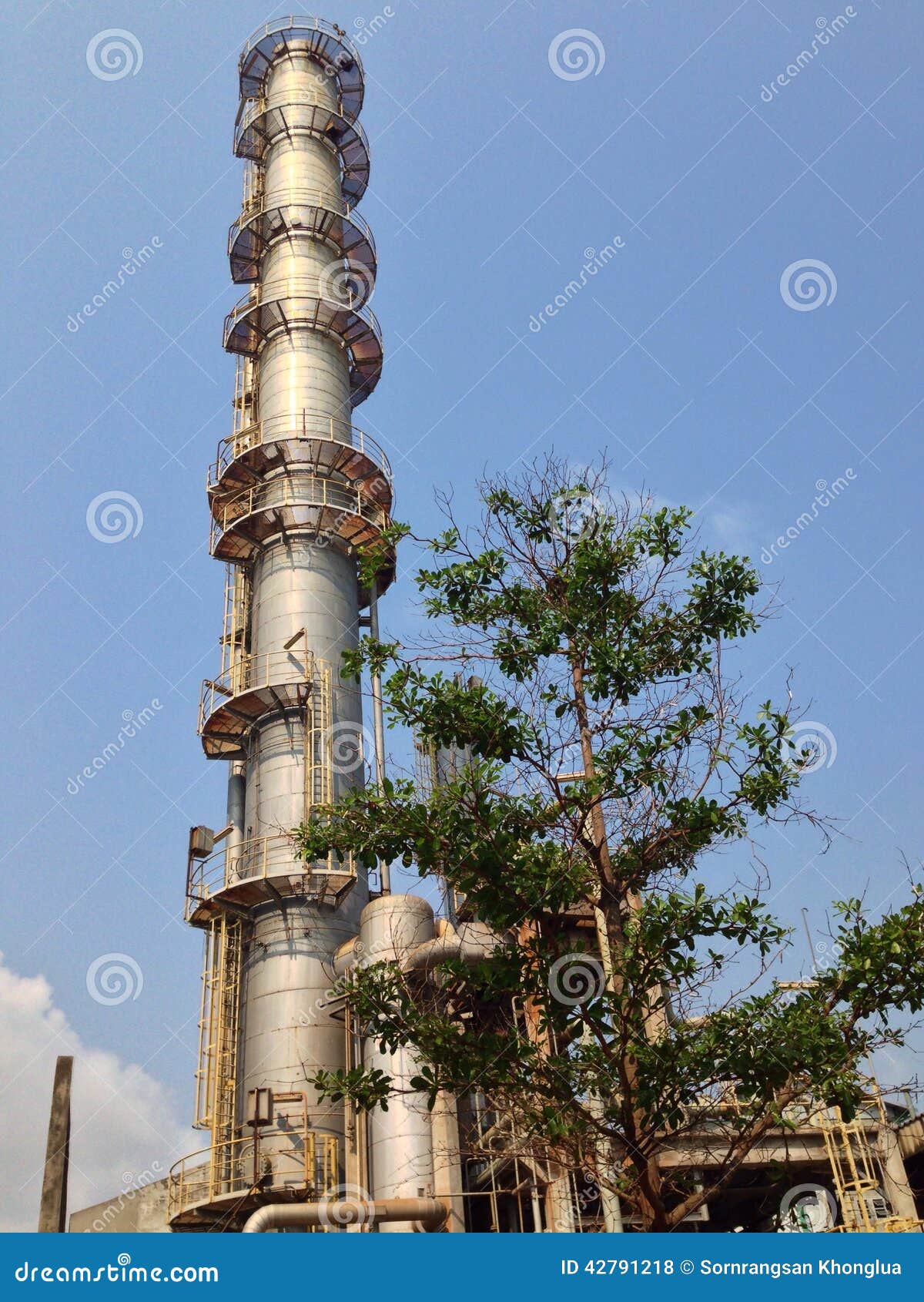 Distillation Column Towers With Blue Sky Background In Chemical Plant ...