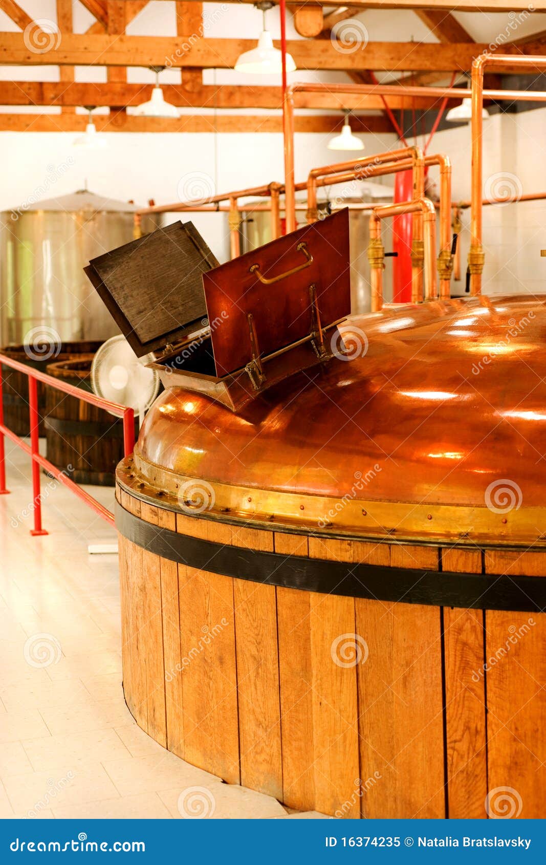 Distilleria del whisky immagine stock. Immagine di industria - 16374235