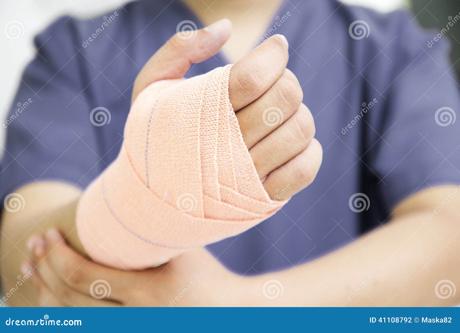 Distorsione della mano fotografia stock. Immagine di involucro - 41108792