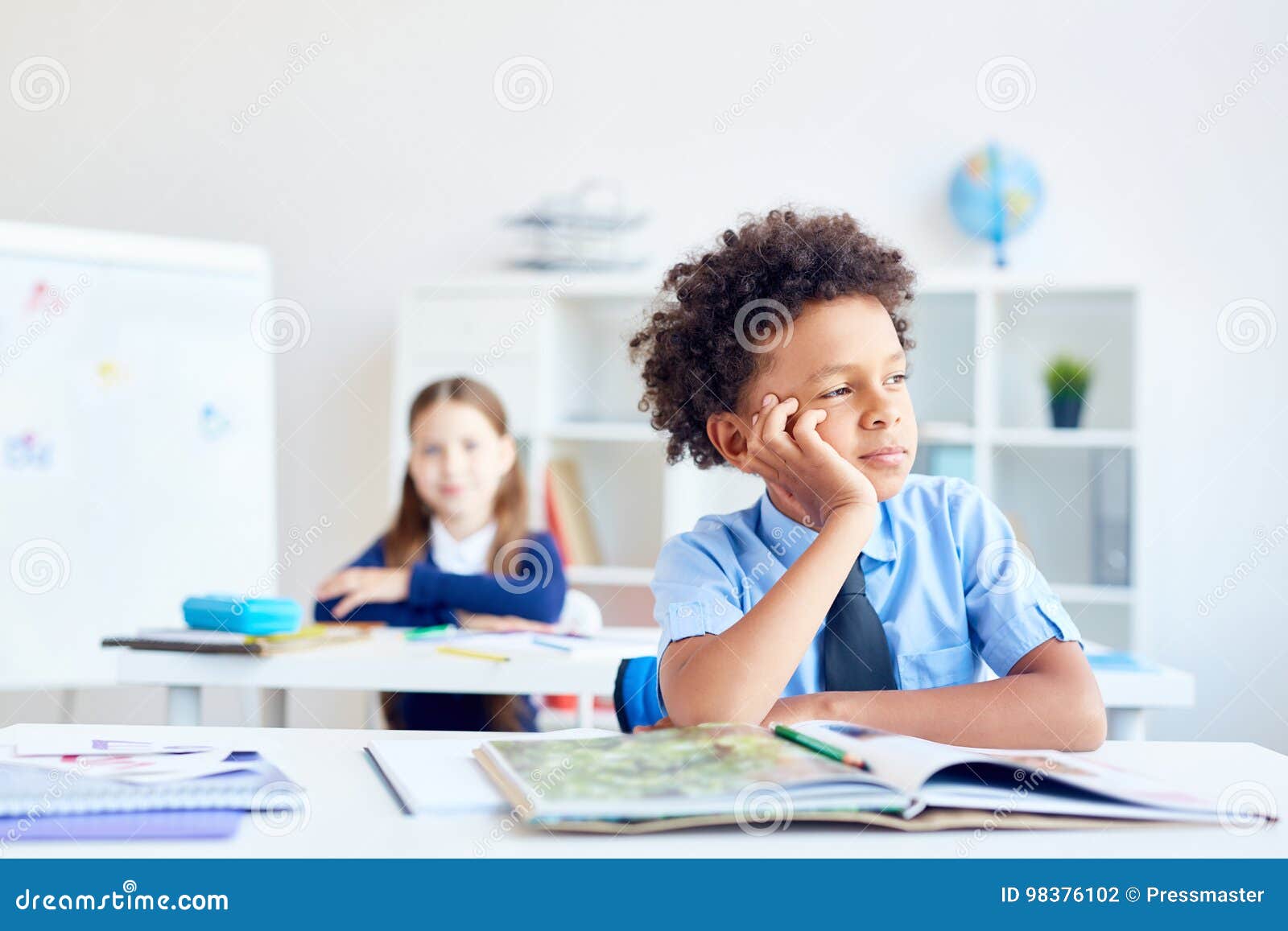 Distraído foto de archivo. Imagen de poco, retroceder - 98376102