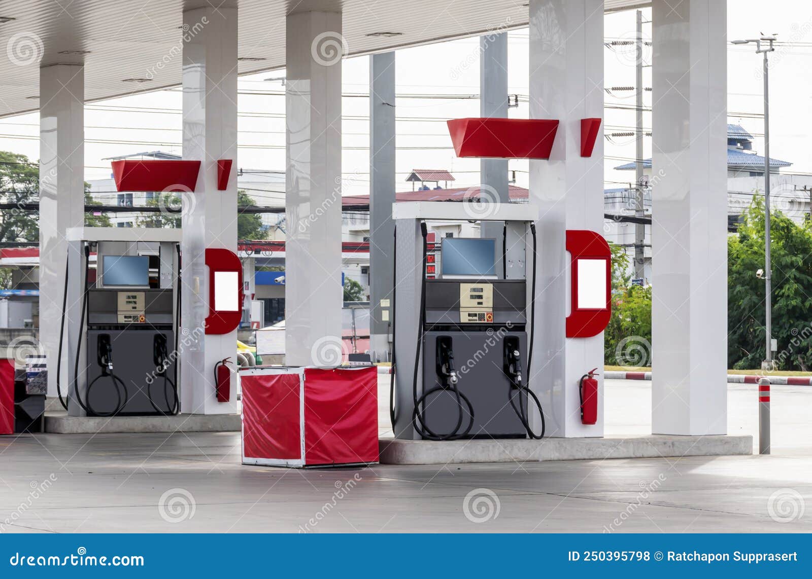 Distributeurs De Carburant Dans La Station-service Photo stock - Image ...