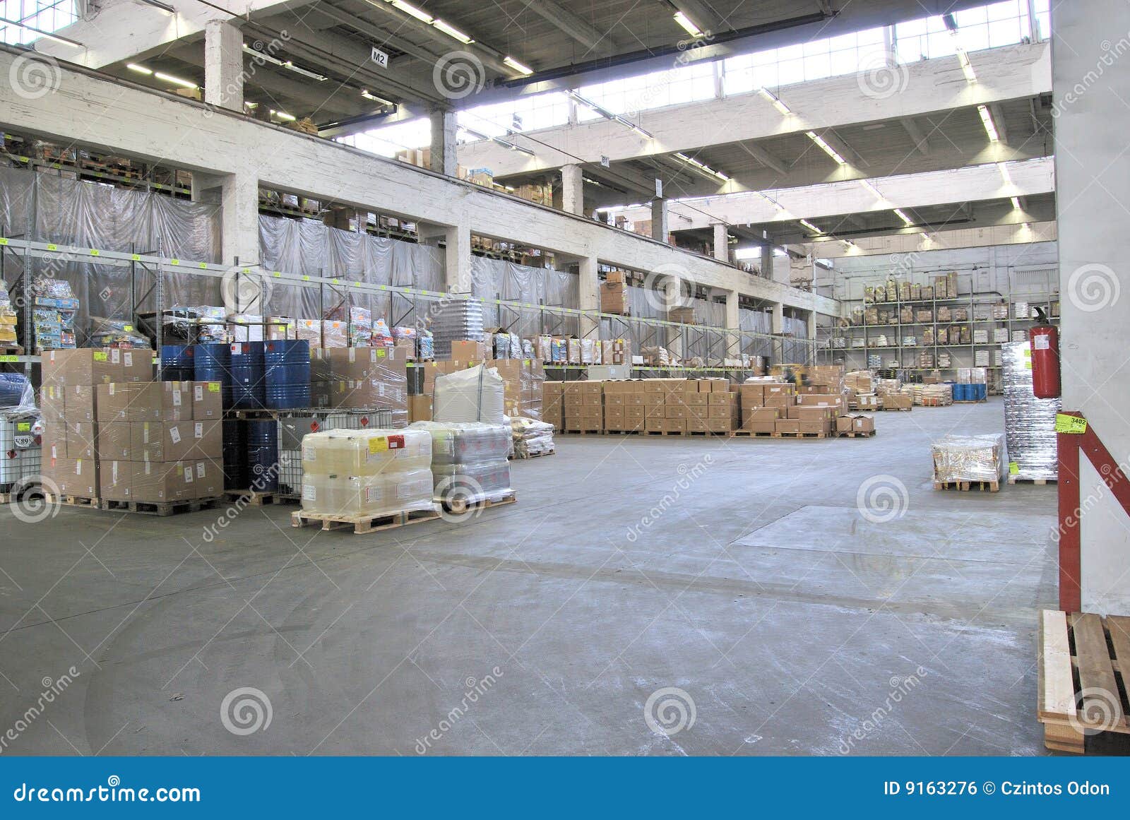 Distribution photo stock. Image du compartiment, stocks - 9163276