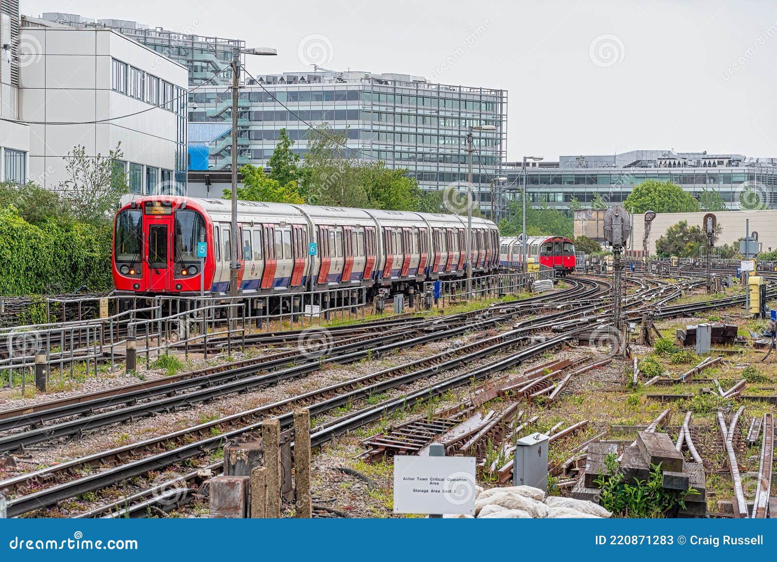 District Line Train Approaching the Platform Editorial Stock Photo ...