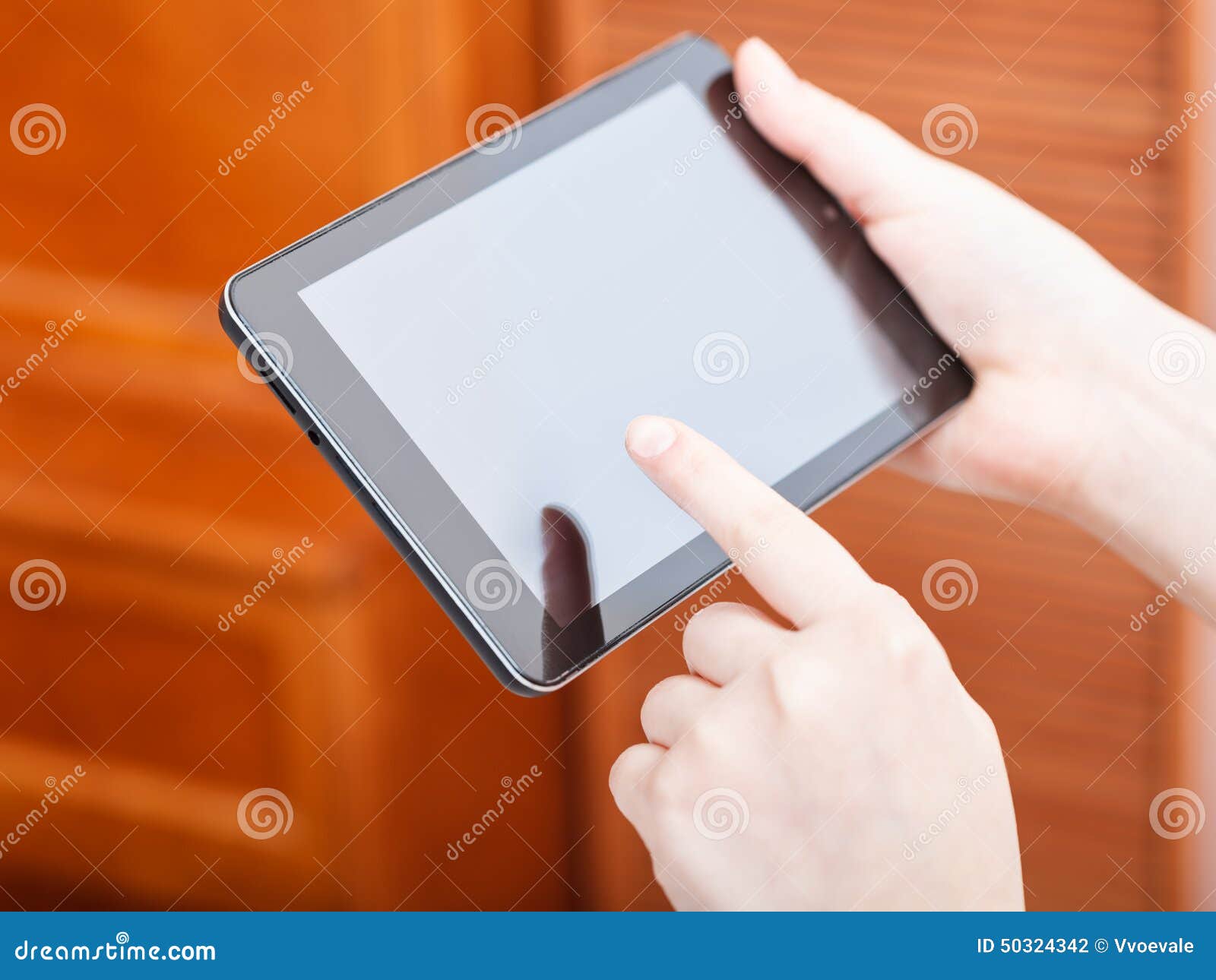 Dito Che Clicca Il Pc Della Compressa in Ufficio Fotografia Stock ...