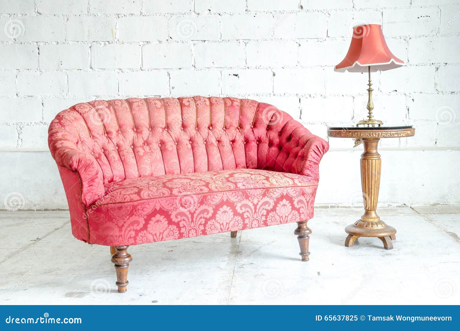 Divan Classique Rouge De Sofa De Style Image stock - Image du canapé ...