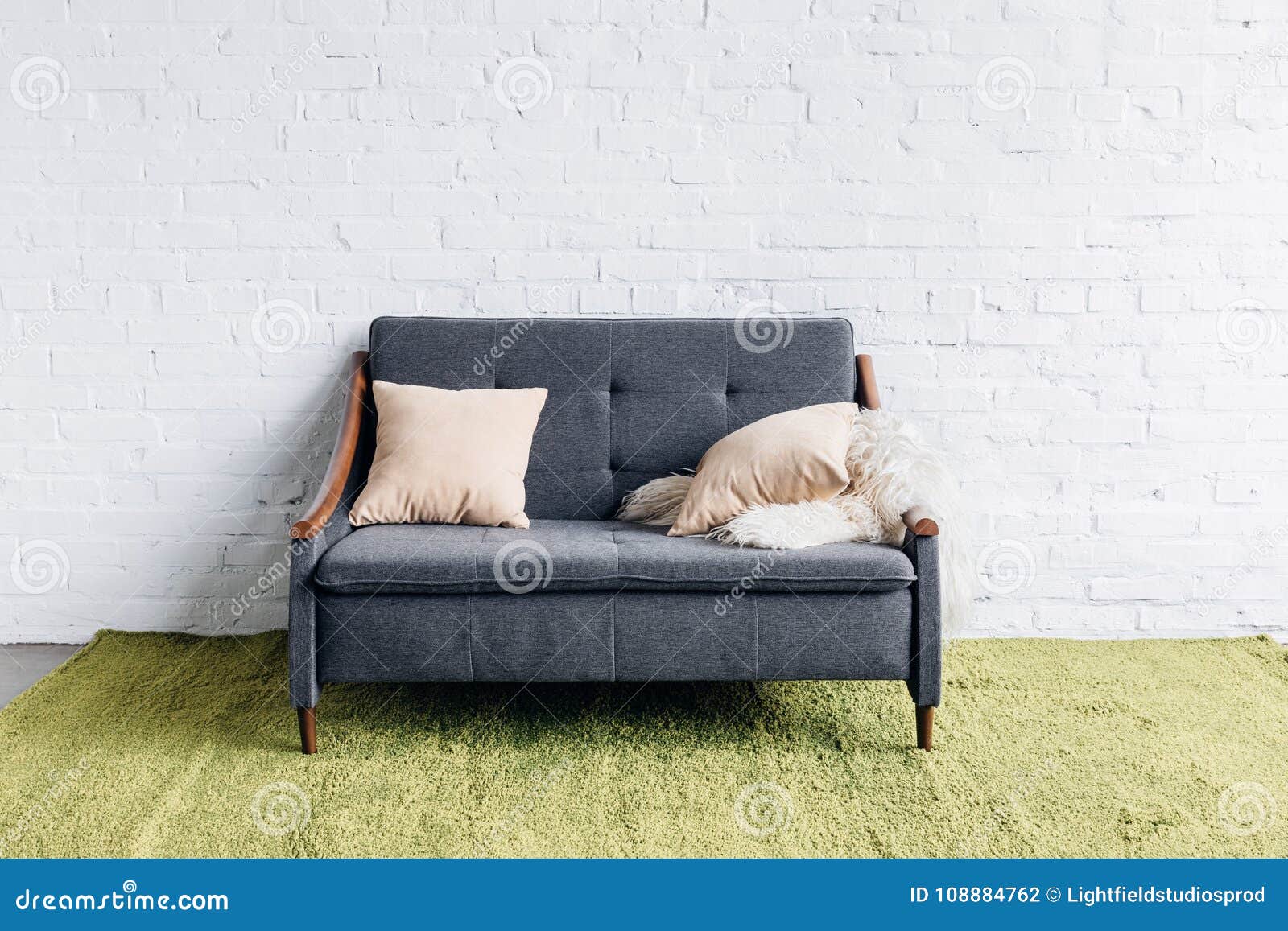 Divan Confortable Dans Le Salon Moderne Avec Le Mur De Briques Blanc ...