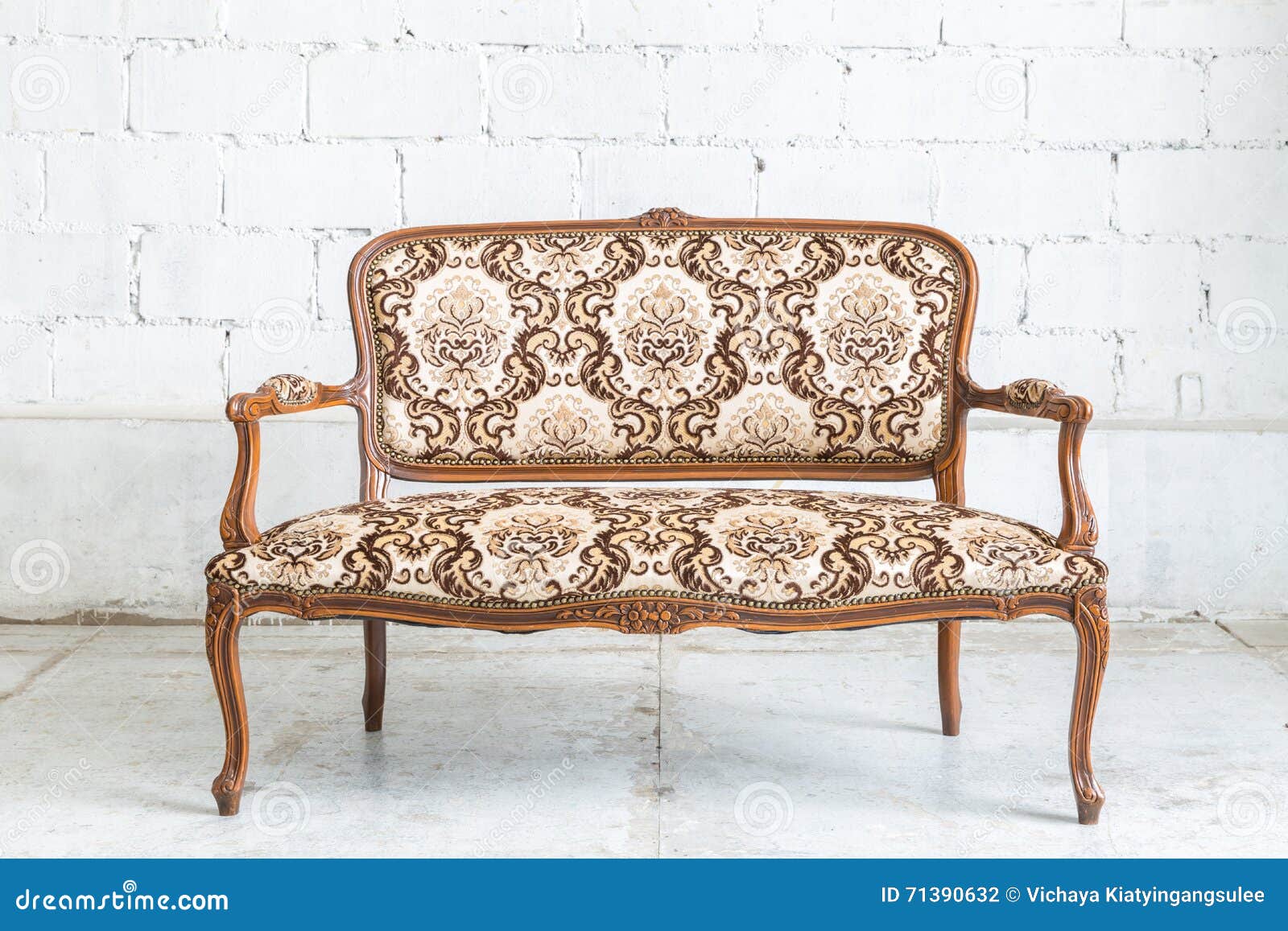 Divan de sofa de Brown photo stock. Image du vieux, divan - 71390632