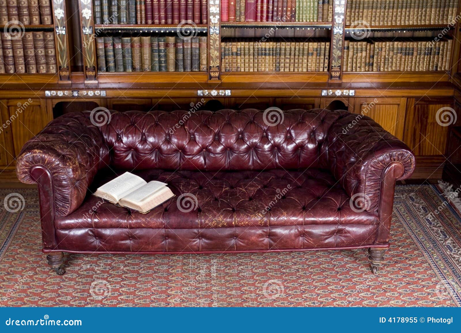 Divan en cuir image stock. Image du vieux, brun, modifié - 4178955