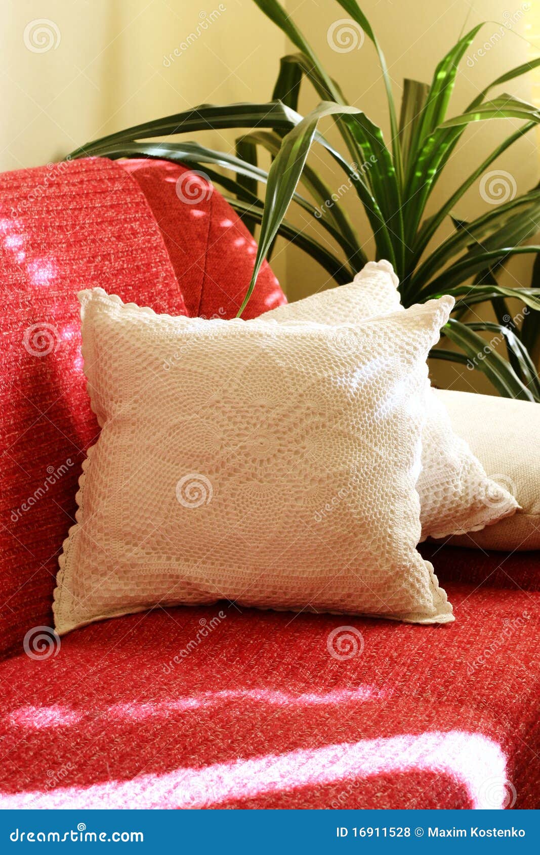 Divan rouge photo stock. Image du vert, détente, conception - 16911528