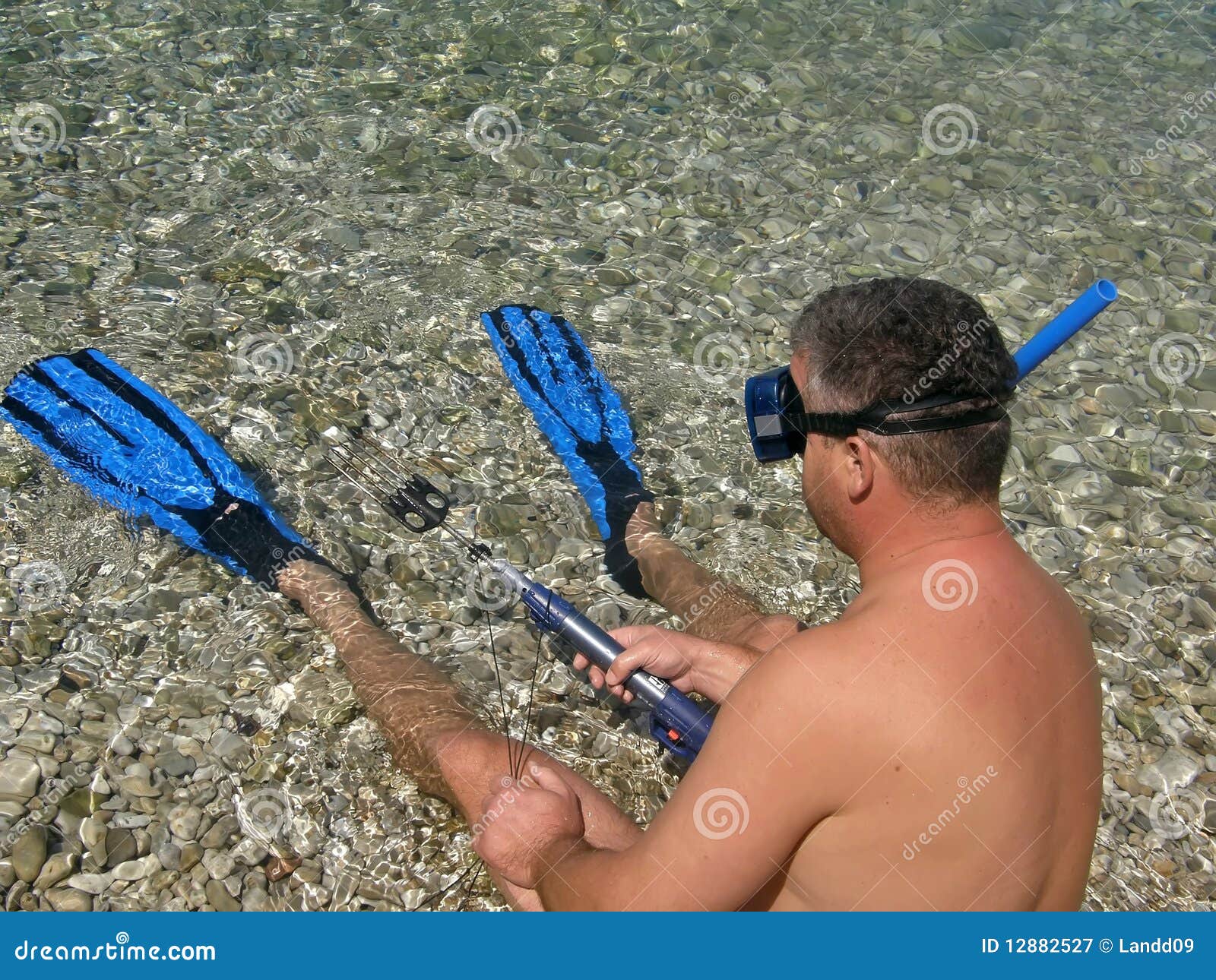 Diver preparing to dive stock image. Image of head, face - 12882527