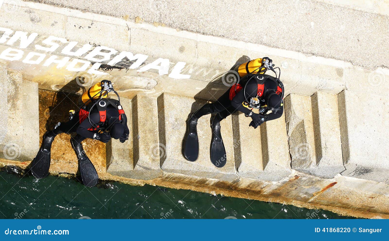 Divers or frogmen editorial image. Image of water, underwater - 41868220
