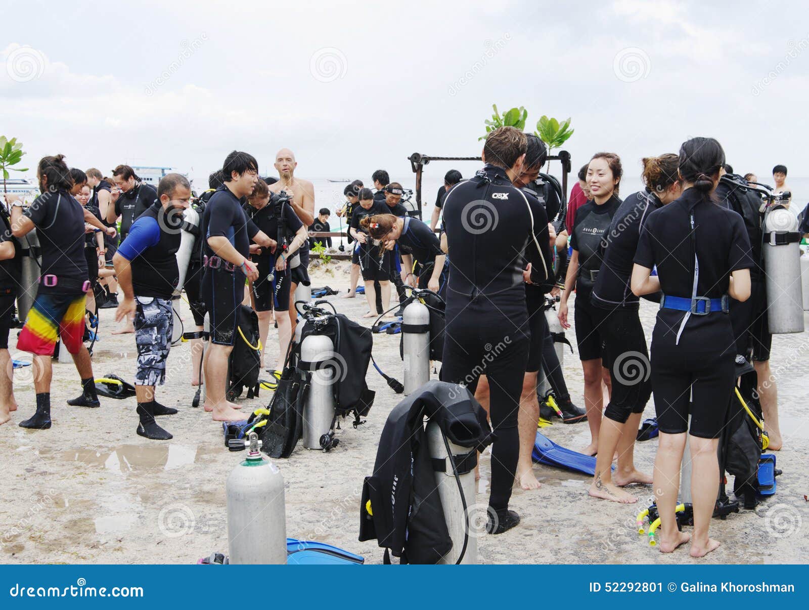 Divers Preparing To Dive, Koh Nanguan, Thailand. Editorial Photo ...
