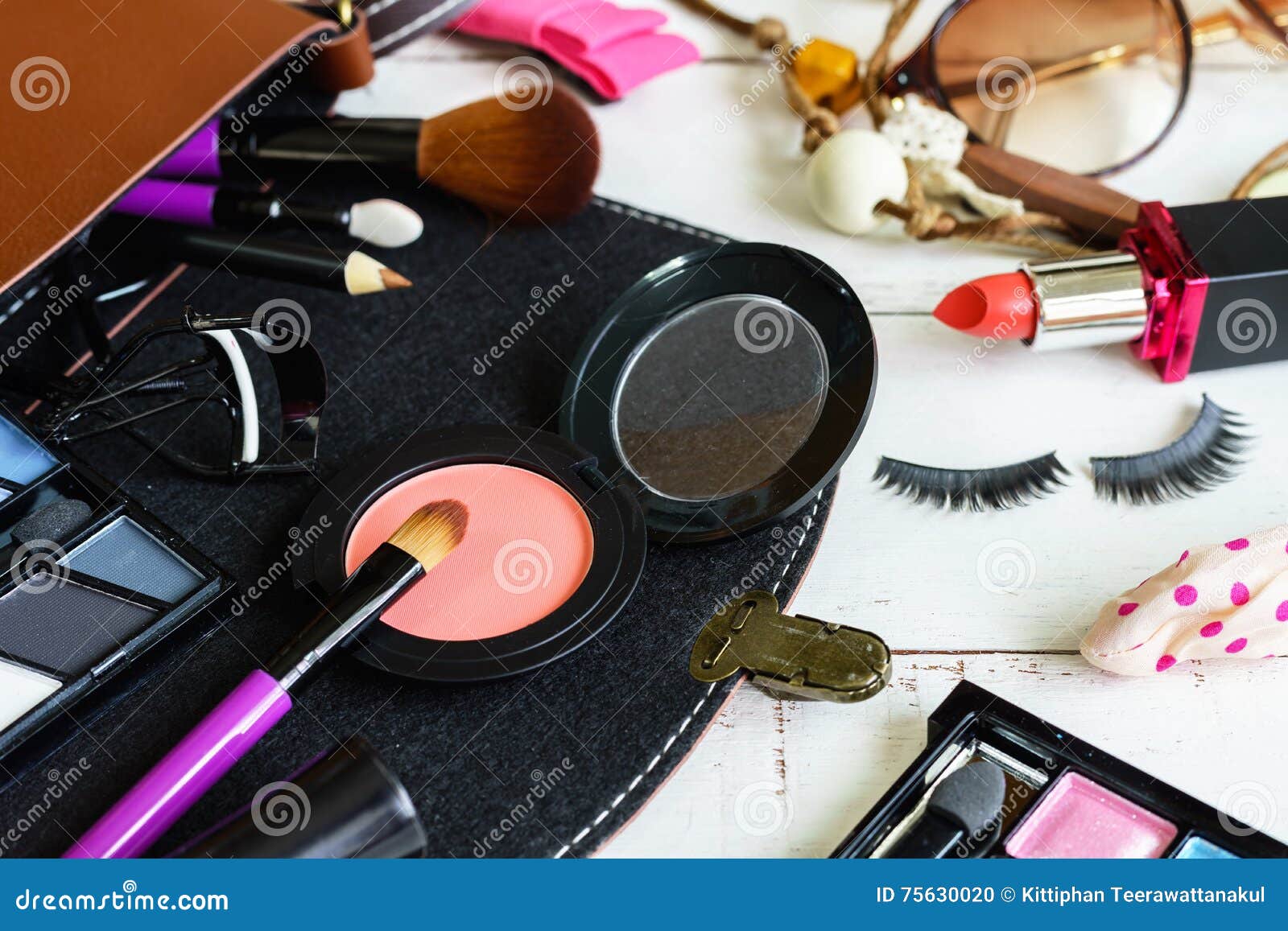 Divers Produits De Maquillage Et Accessoires Photo stock - Image du ...