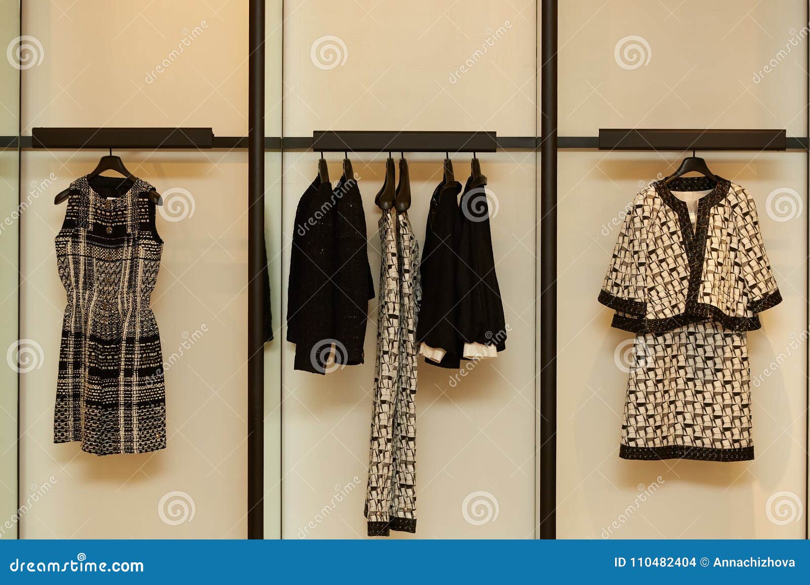 Diversa Tienda De Ropa Europea De Lujo Y De Moda Foto de archivo ...