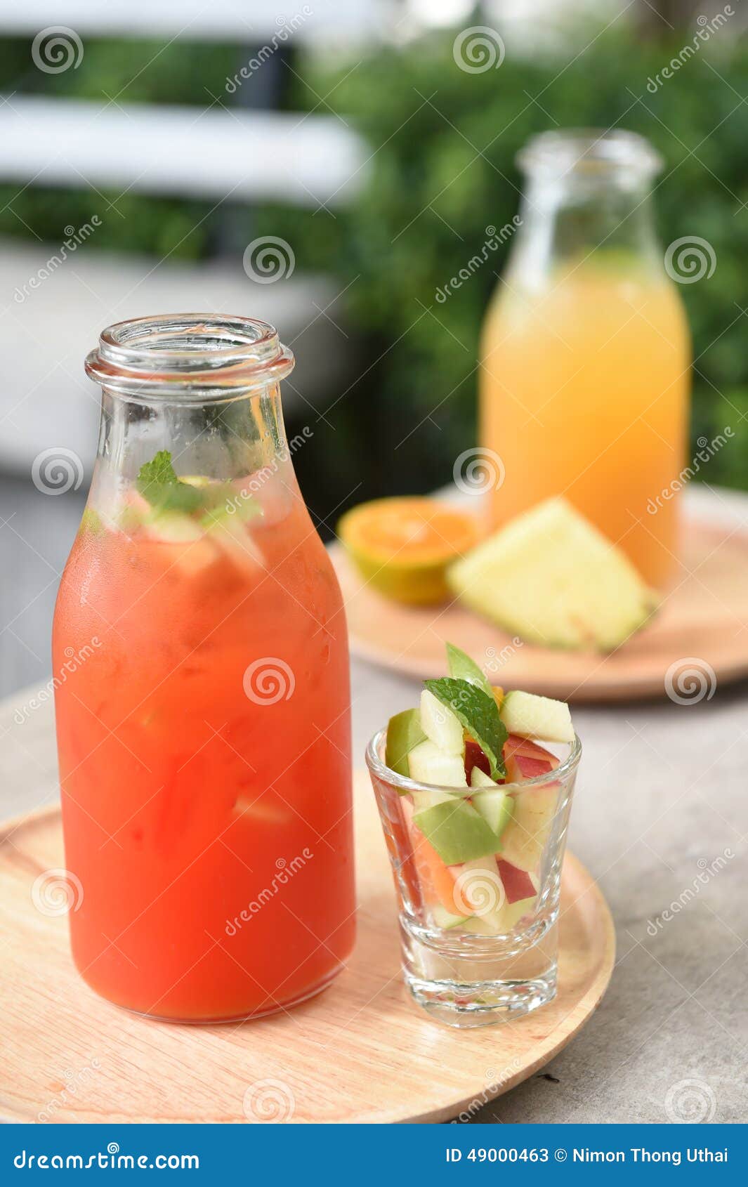 Diversas Botellas De Jugo Con Las Frutas Imagen de archivo - Imagen de ...