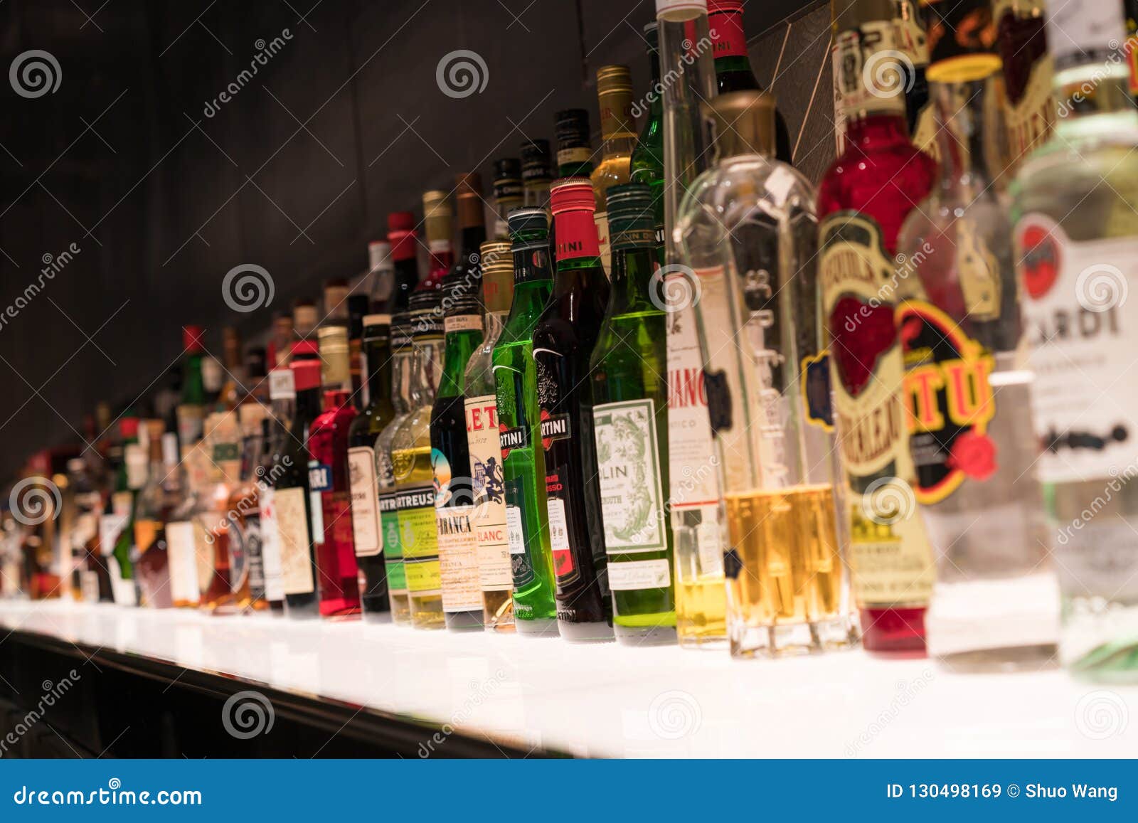 Diversas Botellas Del Alcohol Imagen de archivo editorial - Imagen de ...