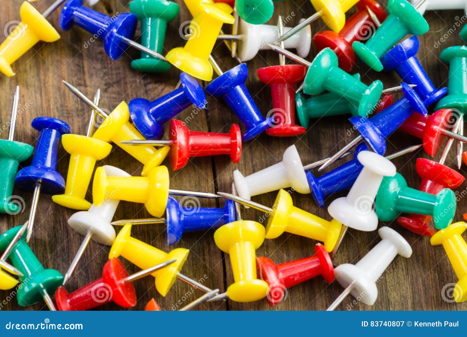 Diversas Chinchetas Del Color En La Madera Apenada Imagen de archivo ...