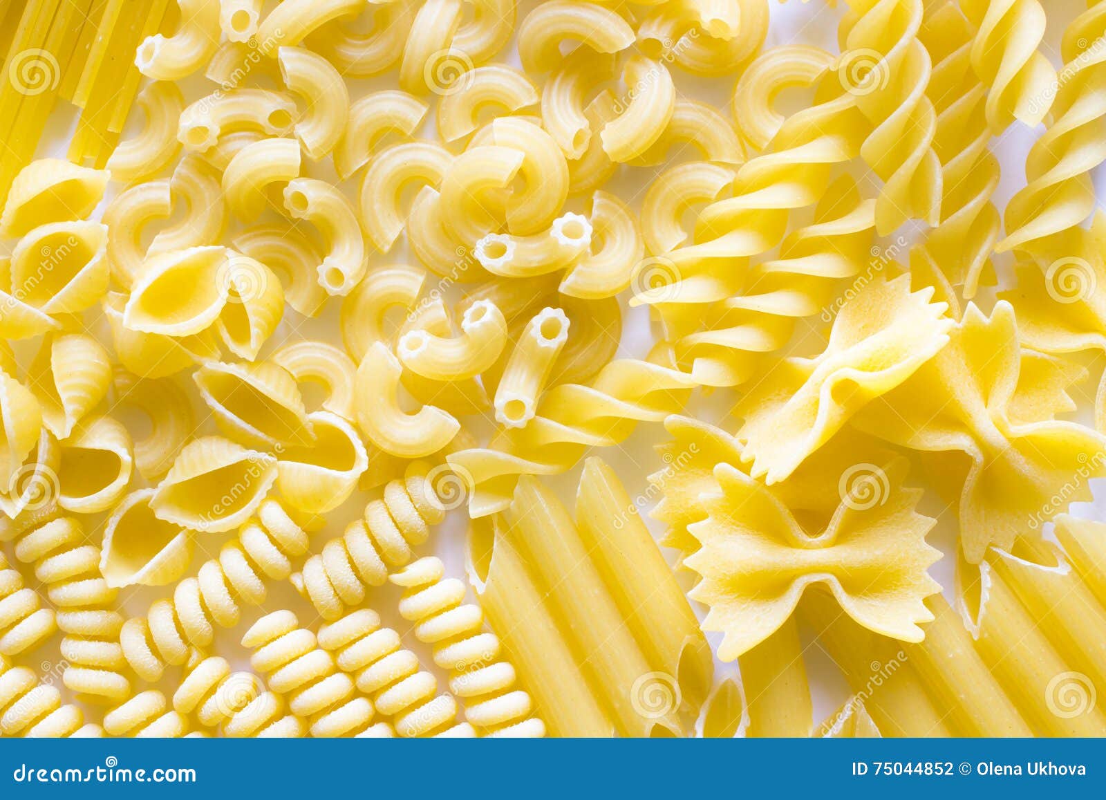 Diversas clases de pastas foto de archivo. Imagen de macarrones - 75044852