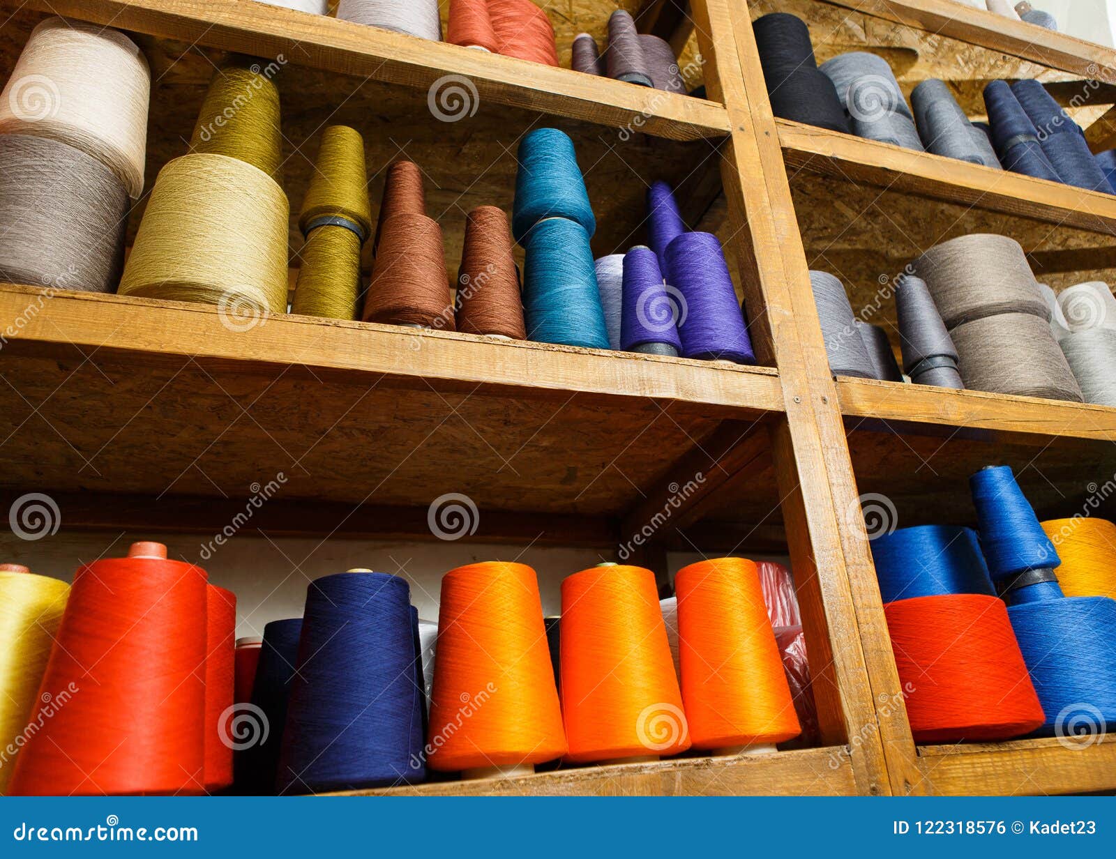 Diversas madejas del color foto de archivo. Imagen de fibra - 122318576